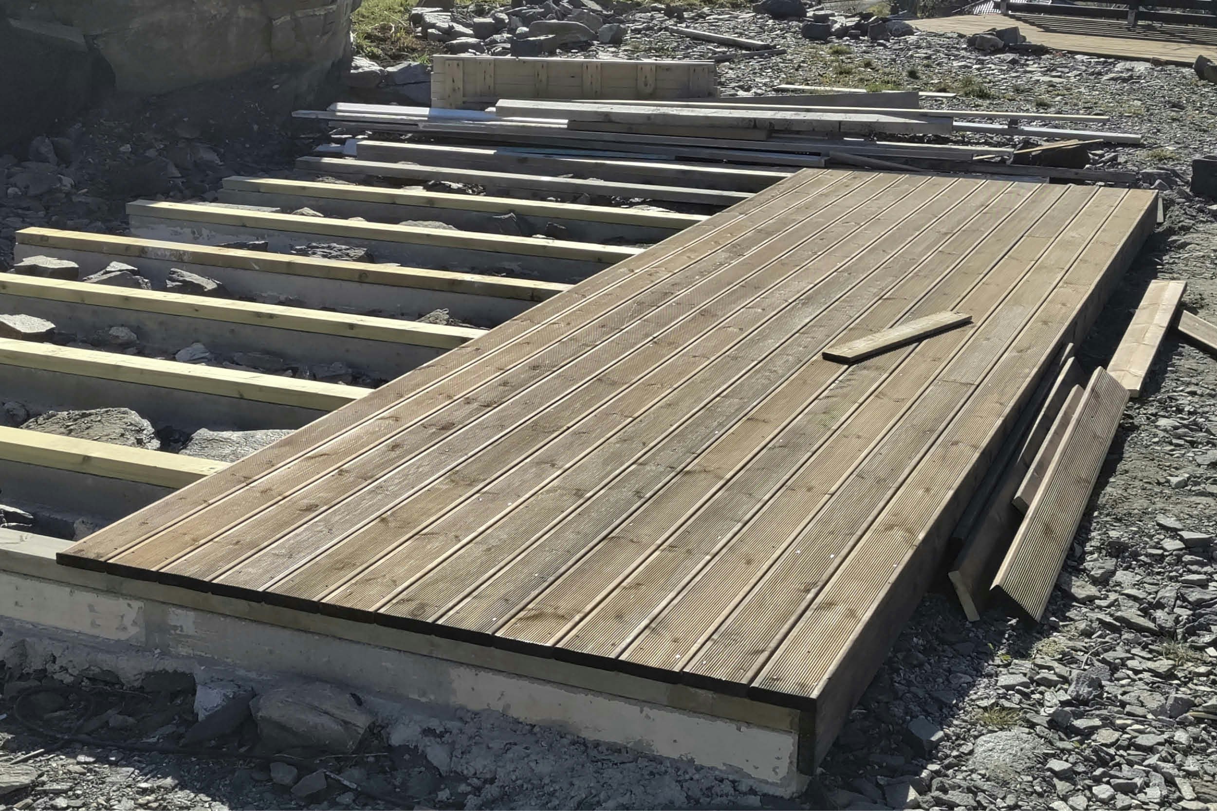 Terrasse på hardt og ujevnt underlag | gjoerdetselv.com