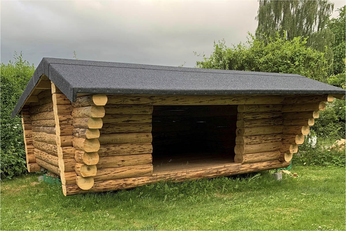 Solid vindskydd med avbarkade stockar | gds.se