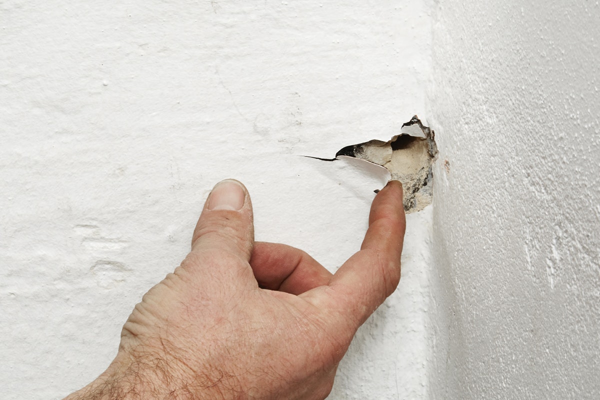 Slik tetter du hull i murvegg inne | gjoerdetselv.com