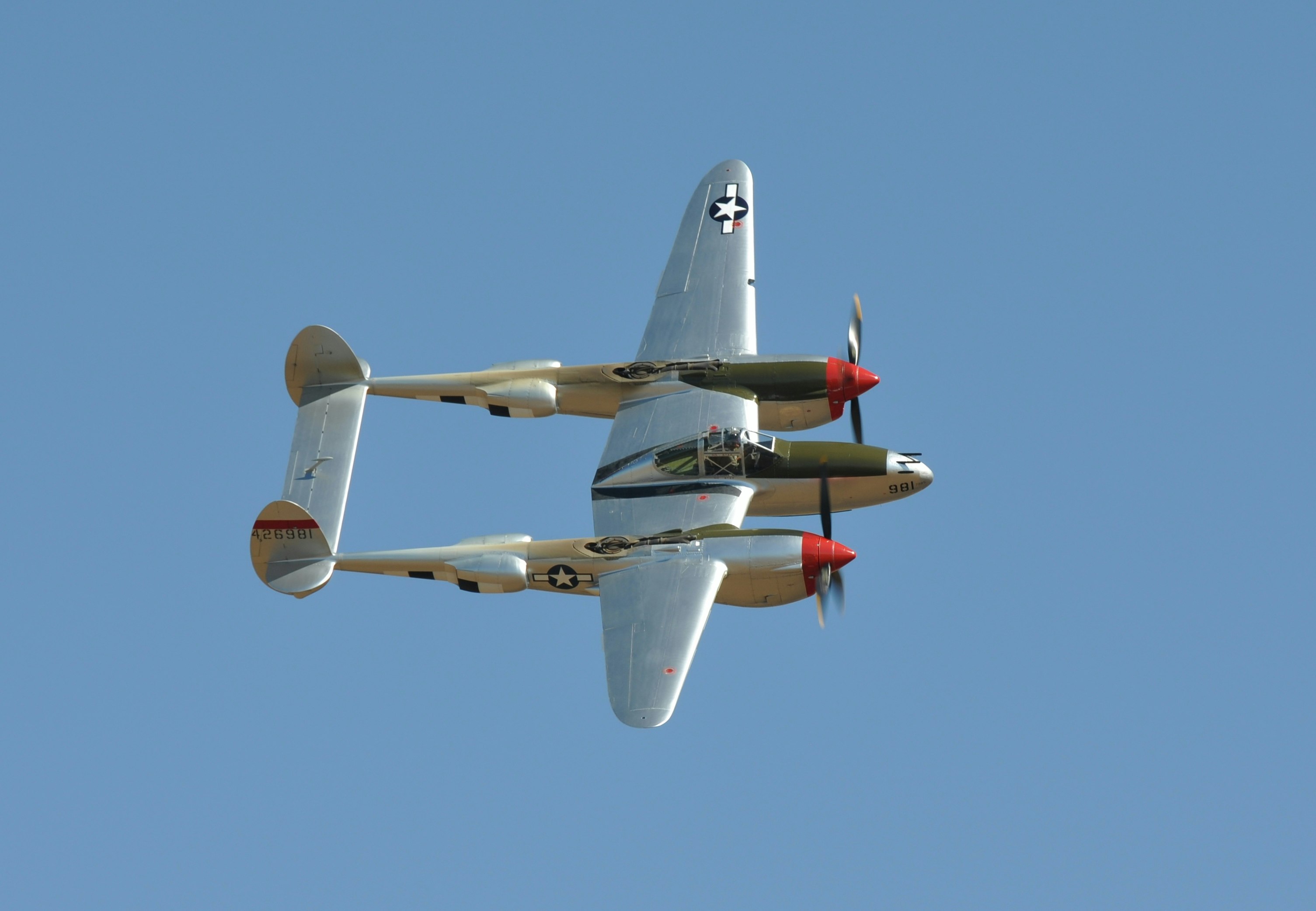 Jachtvliegtuig uit Tweede Wereldoorlog gevonden onder het ijs ...