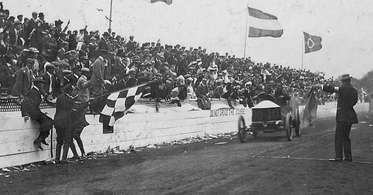 Miksi moottoriurheilukisa päättyy ruutulippuun? | historianet.fi