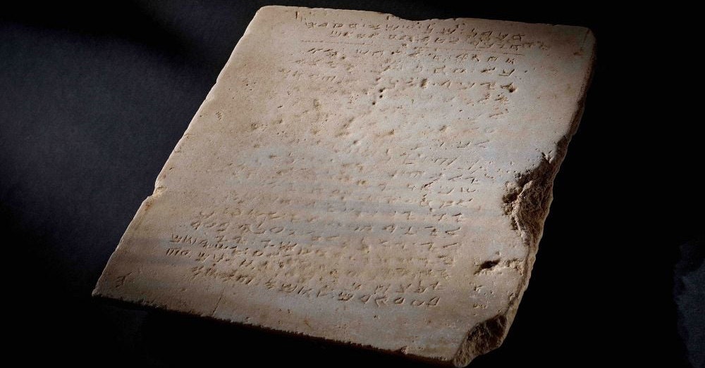 Oudste tablet met de 10 geboden voor miljoenen te koop | historianet.nl