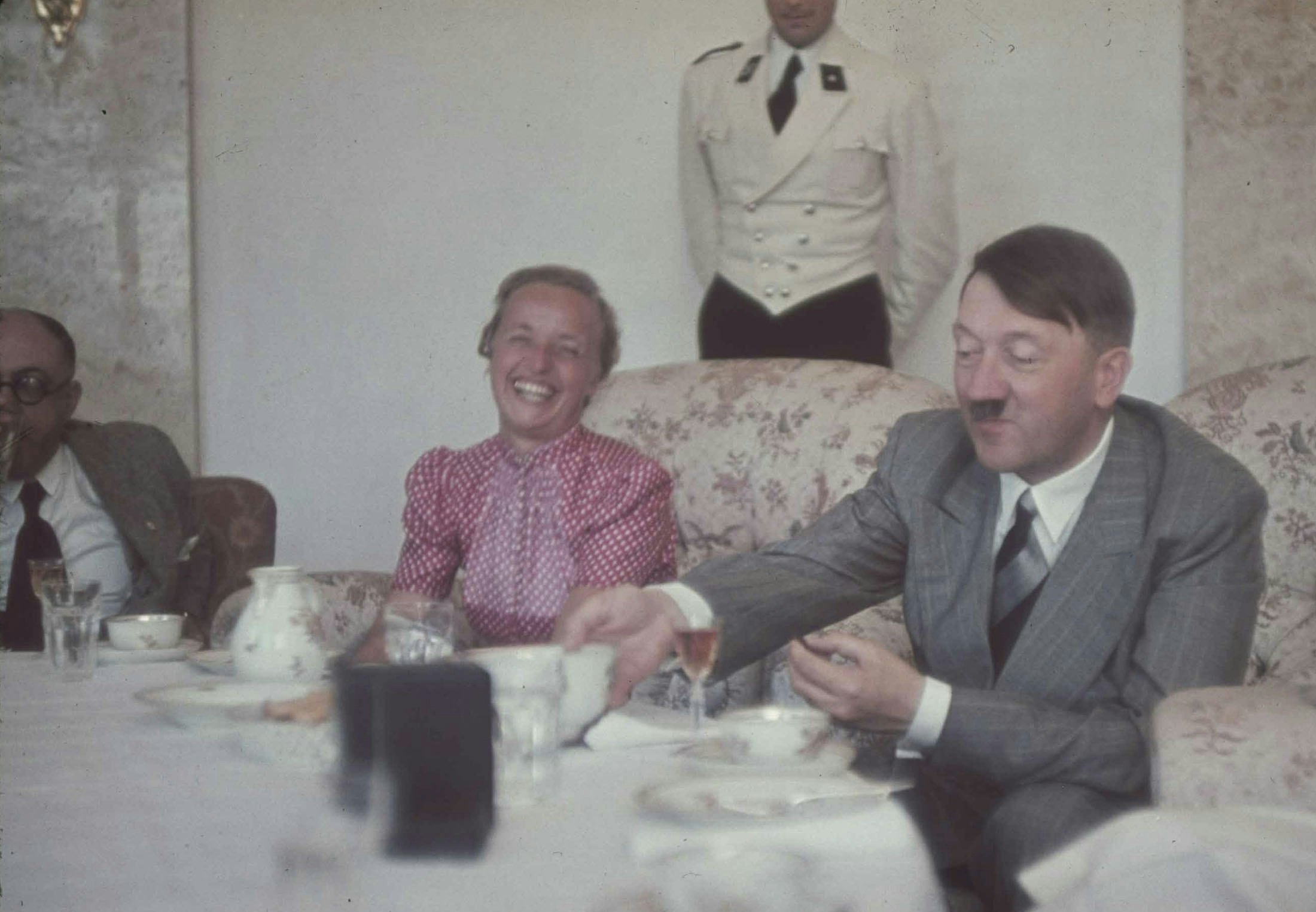 20. april 1945: Hitler fejrer sin fødselsdag | historienet.dk