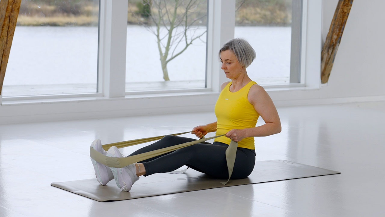 Siddende roning med elastik – træning til seniorer (video) | iform.dk