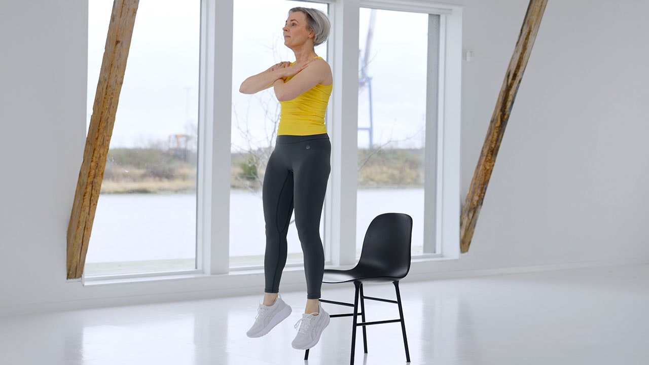 Squat med stol og hop – træning til seniorer (video) | iform.dk