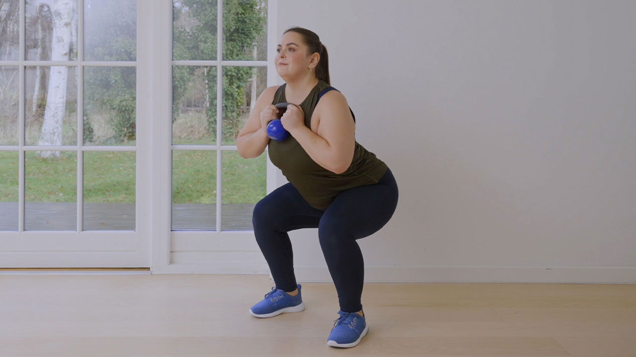 Goblet squat med kettlebell – plus size-træning på video | iform.dk