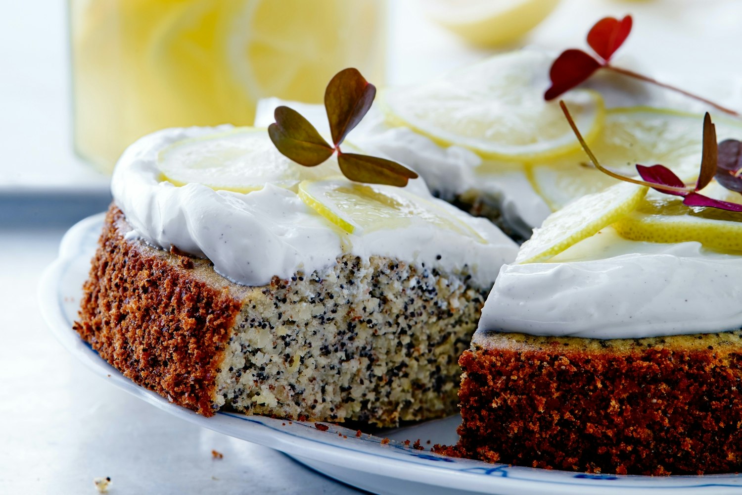 Knasende sitronkake med blå valmuefrø | I FORM