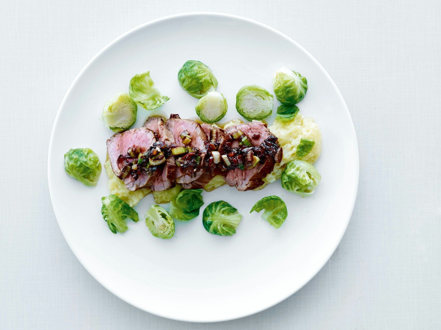 Ingefärsmarinerad kalvfilé med potatismos och brysselkål | iform.se