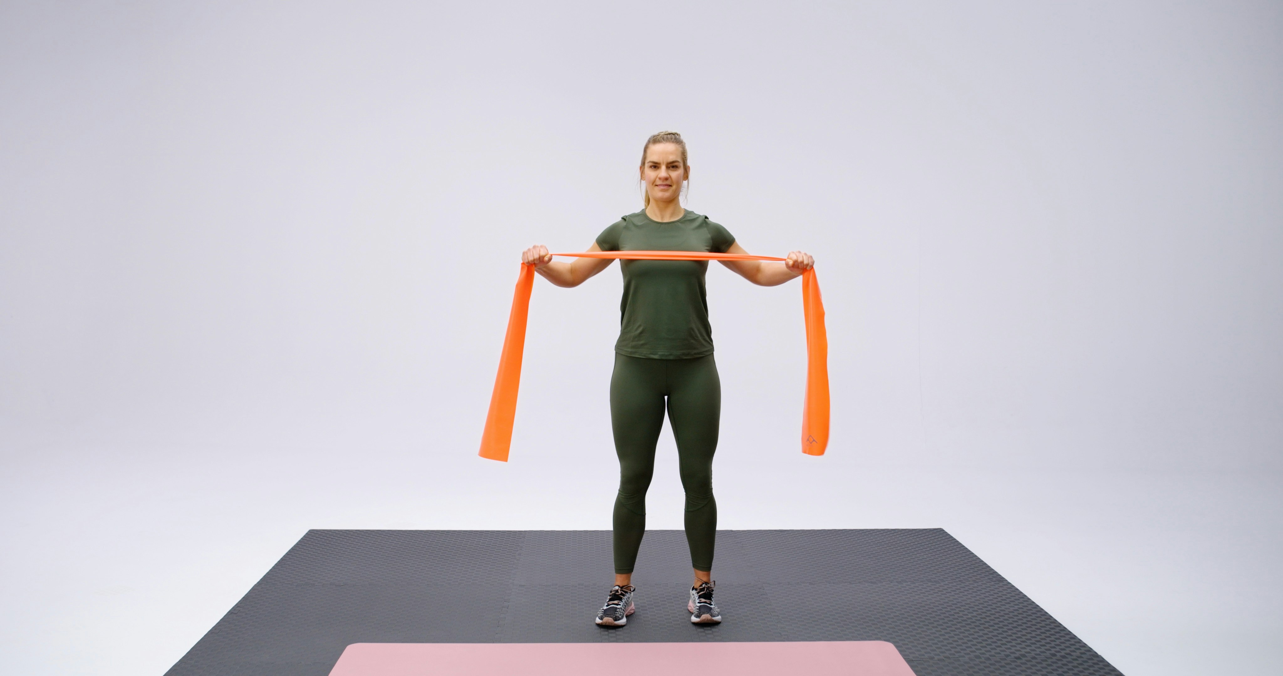 Axeldrag med gummiband – så här gör du armövningen (video) | I FORM