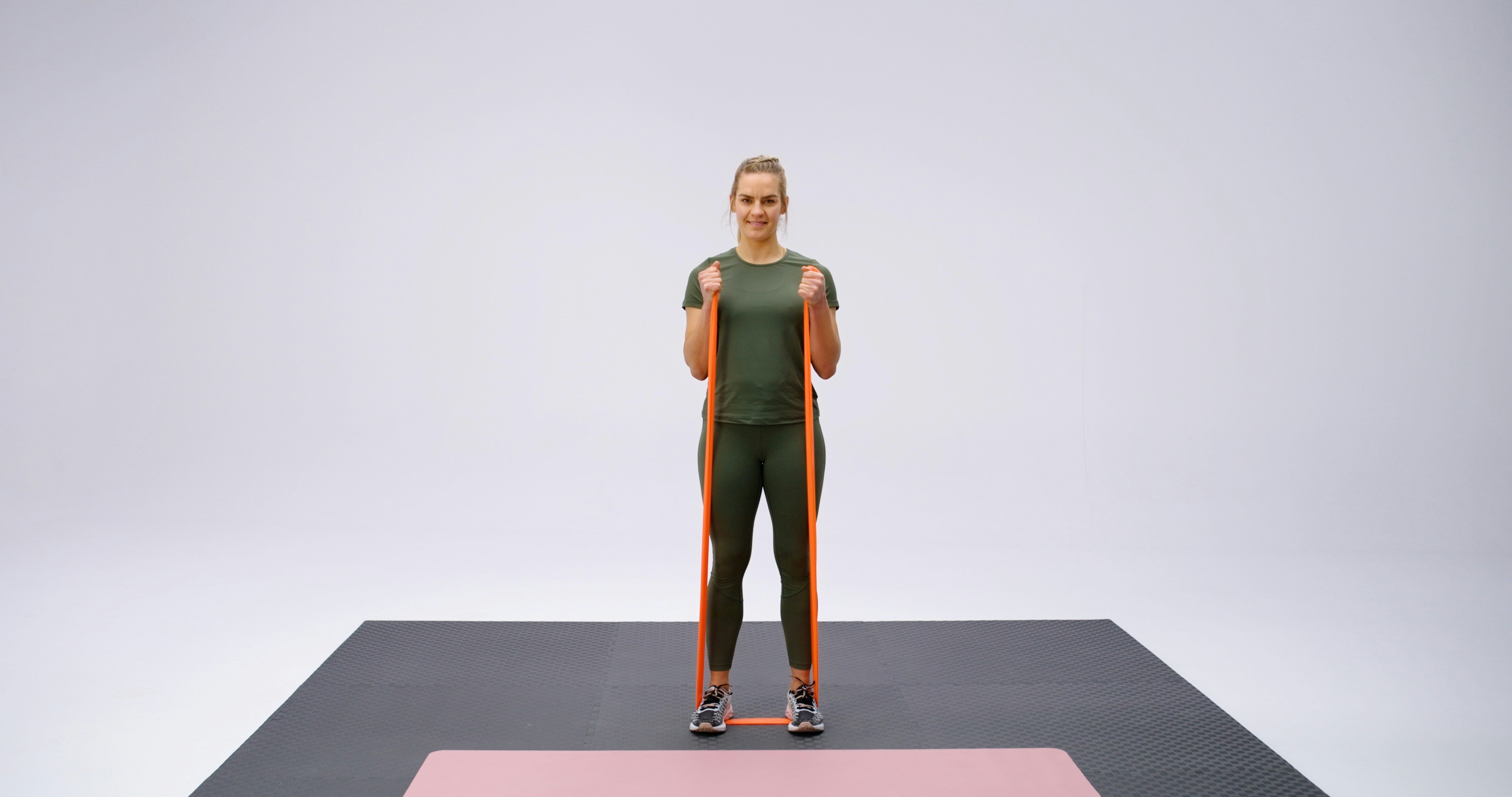 Bicep curls – sådan laver du armøvelsen (video) | I FORM