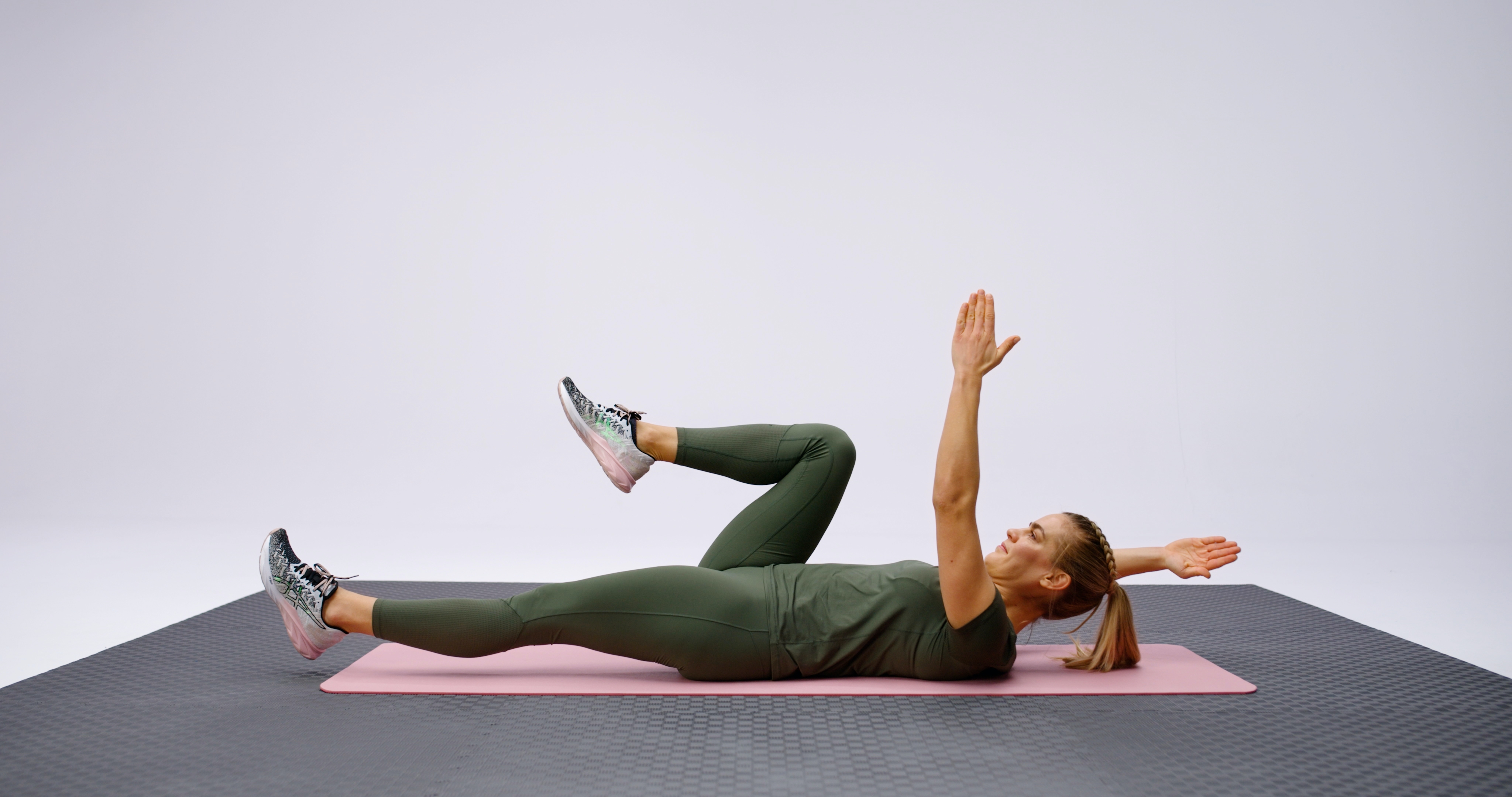 Dead bug – så gör du magövningen (video) | I FORM