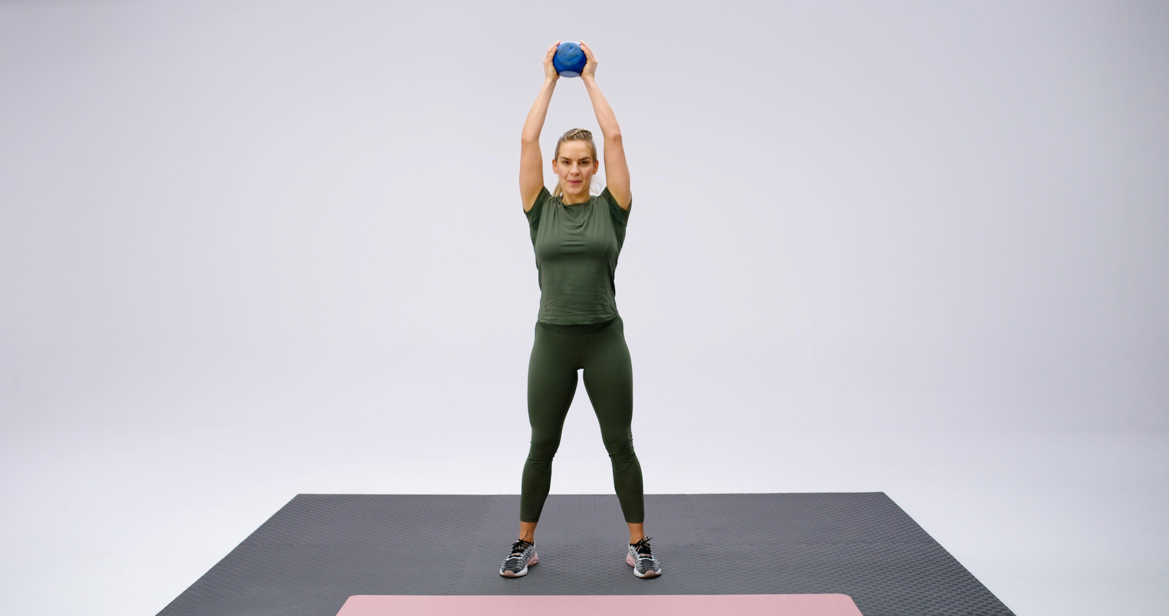 Kettlebell thrusters – sådan laver du benøvelsen (video) | I FORM