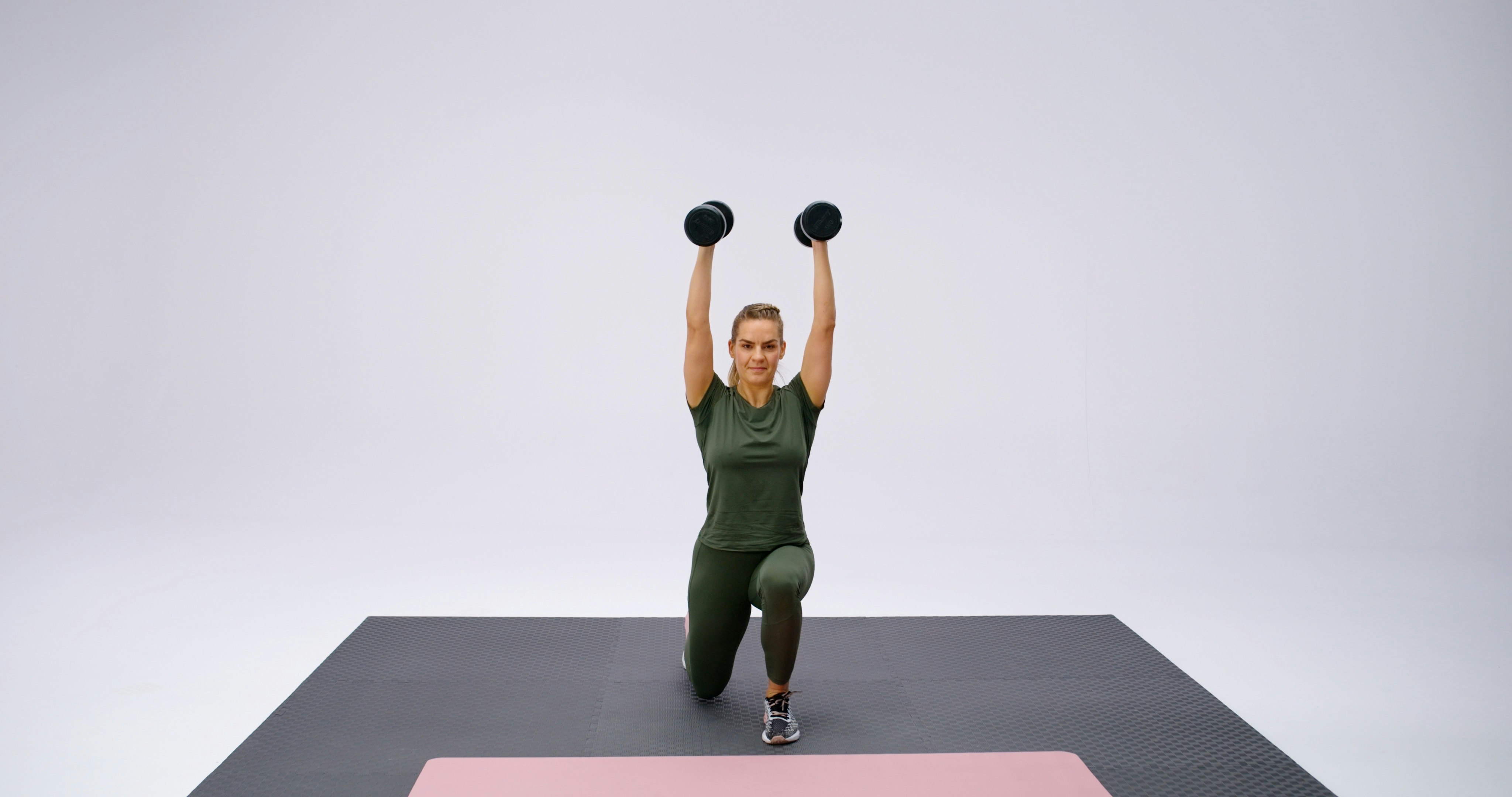 Utfall med armene opp – slik gjør du beinøvelsen (video) | I FORM