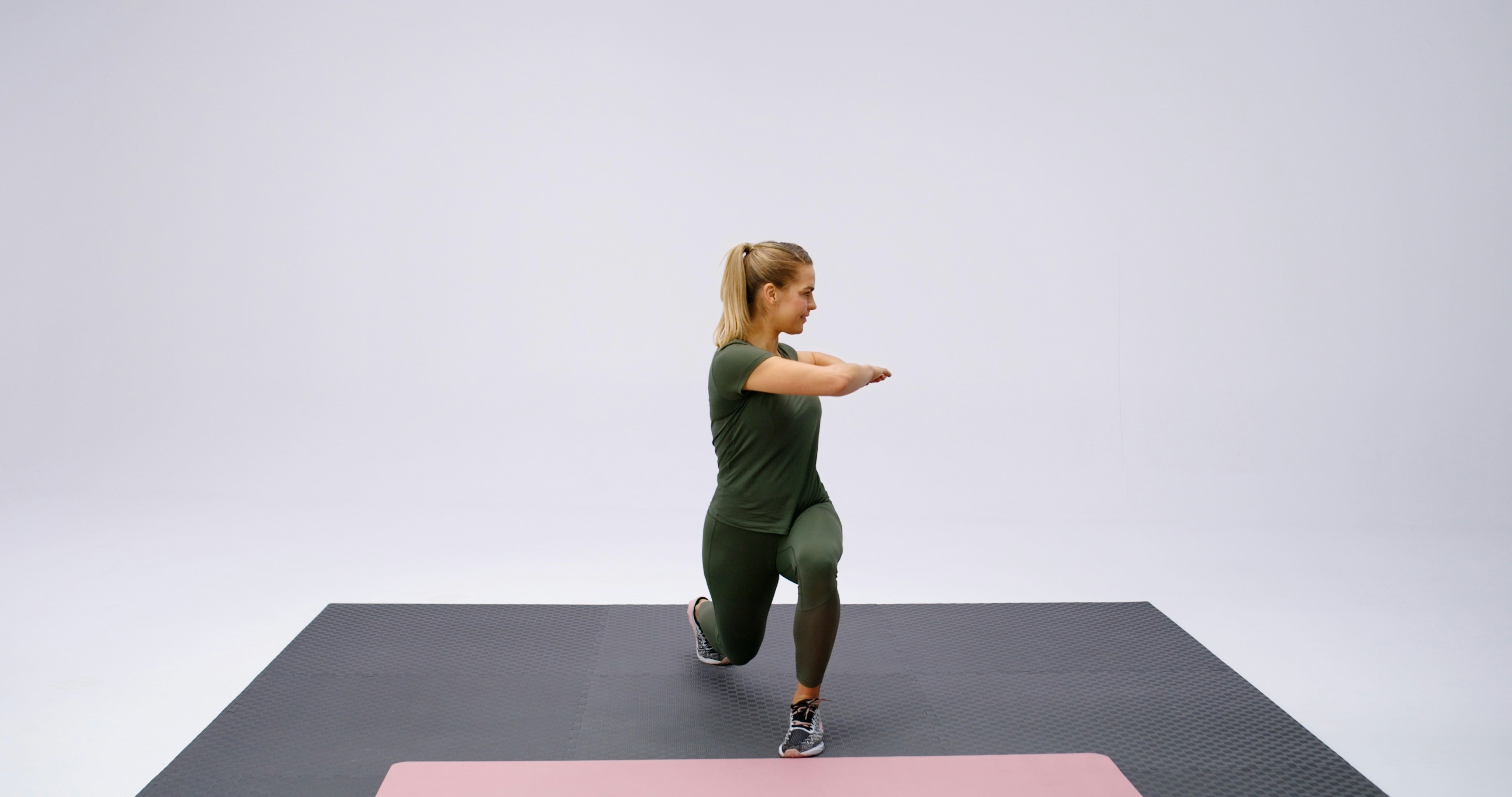 Lunges med rotation – sådan laver du balleøvelsen (video) | iform.dk