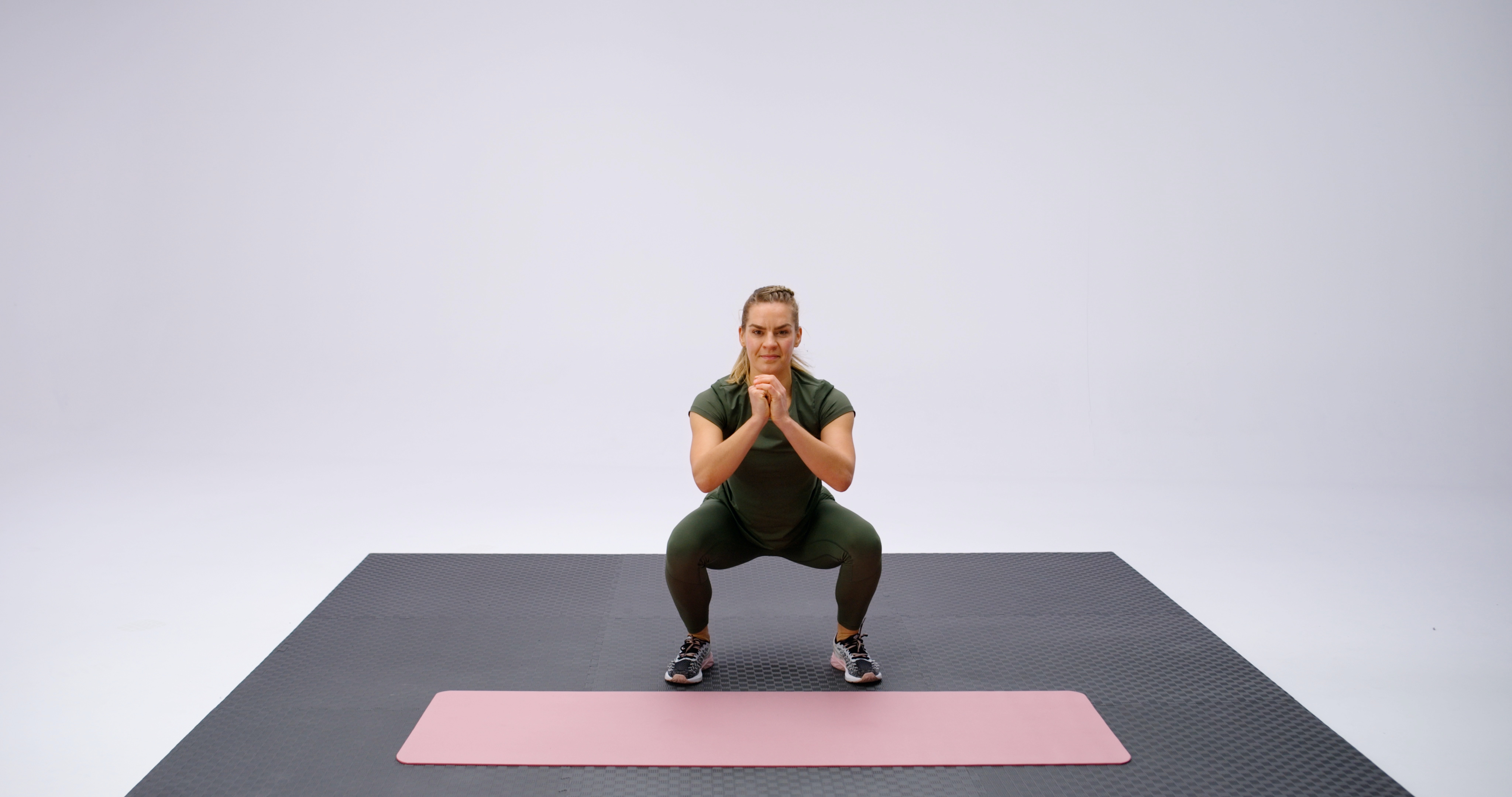 Planke squat – sådan laver du helkropsøvelsen (video) | I FORM