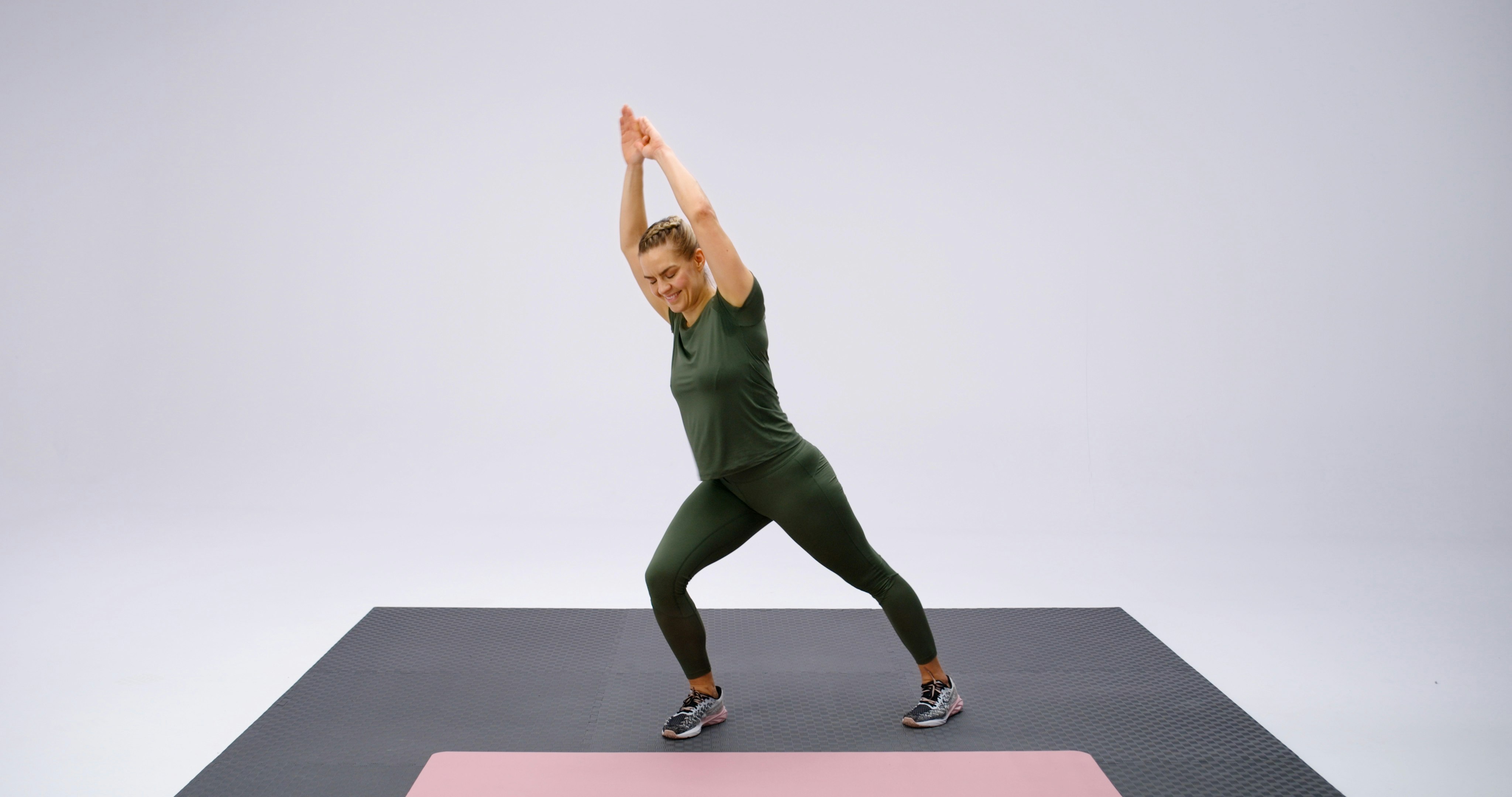 Side knee raises – sådan laver du benøvelsen (video) | iform.dk