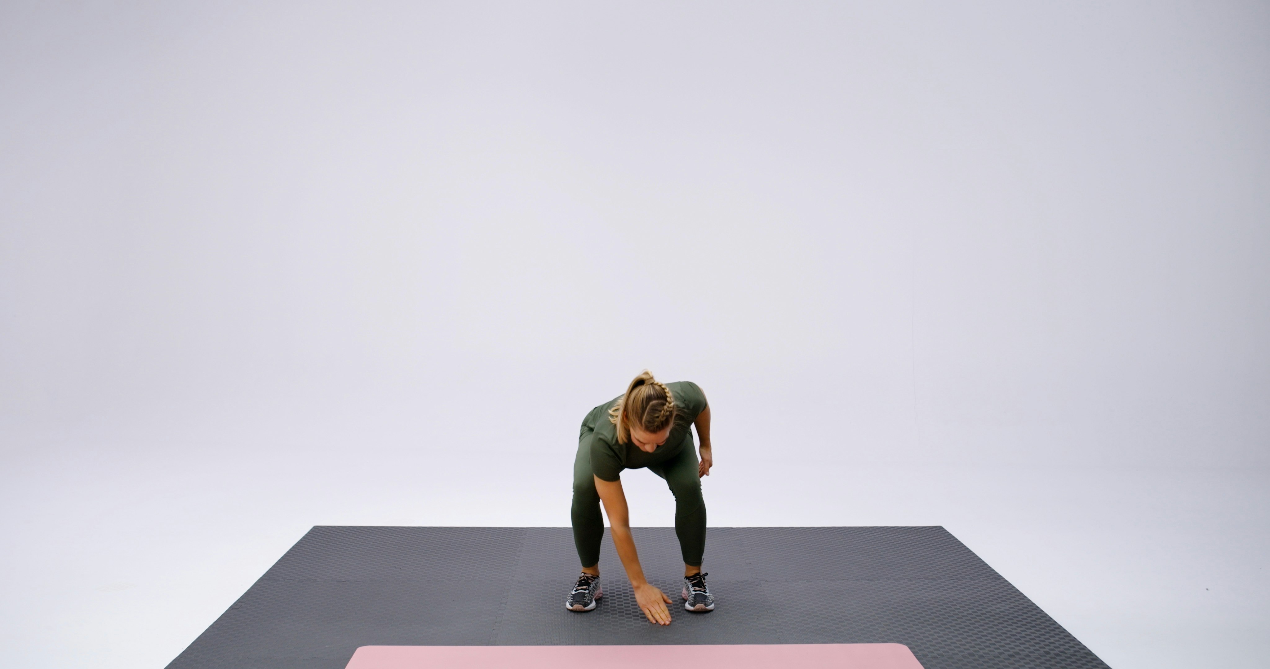 Squat touch med hopp – så här gör du squatövningen (video) | I FORM