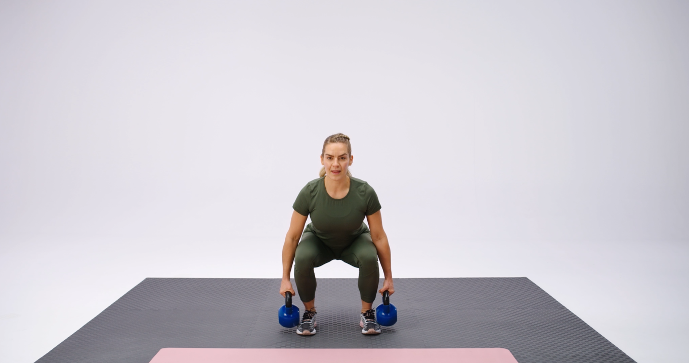 Knebøy med kettlebell – slik gjør du knebøyøvelsen (video) | iform.nu