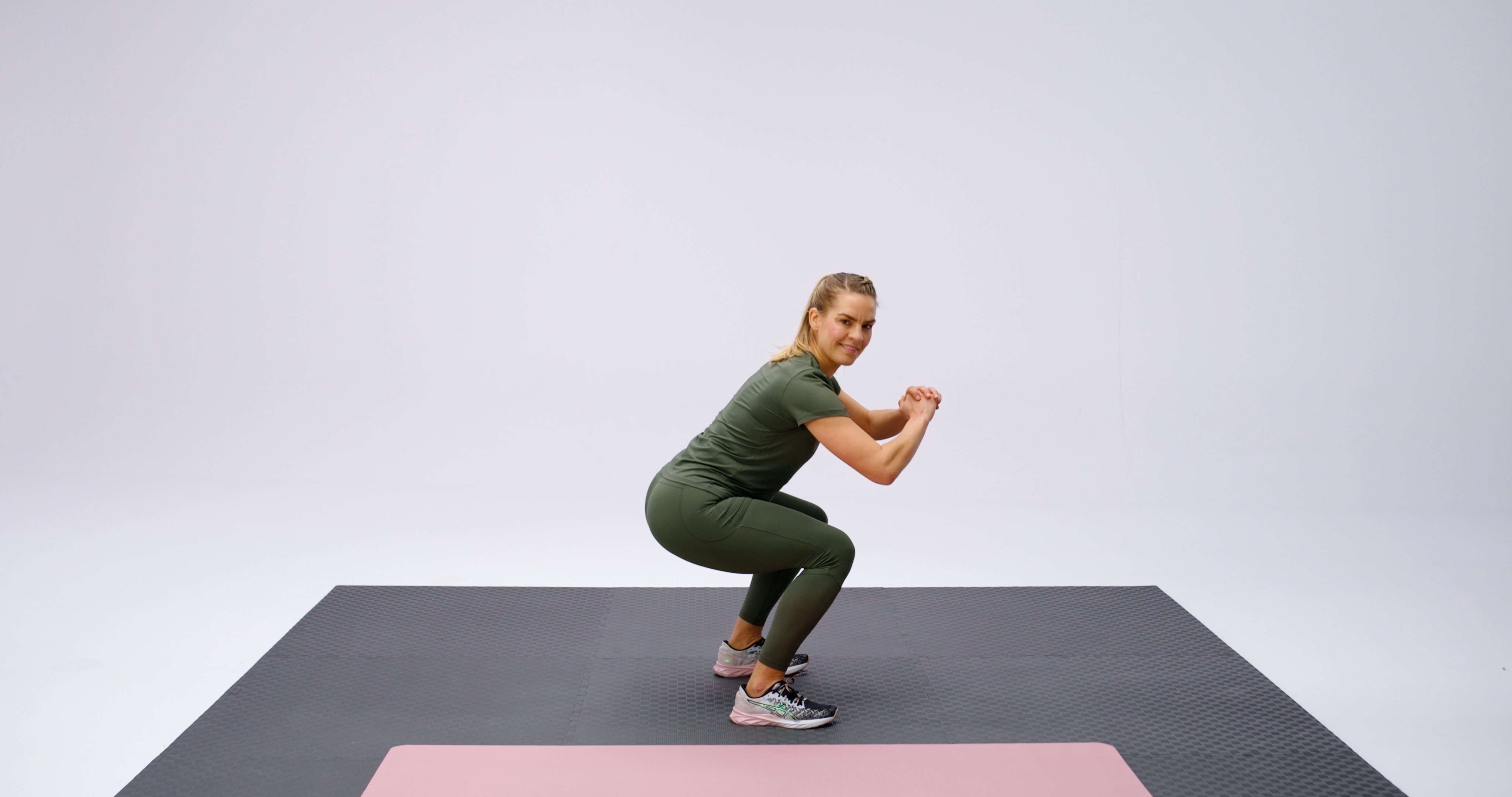 Squat jump med rotation – sådan laver du øvelsen (video) | I FORM