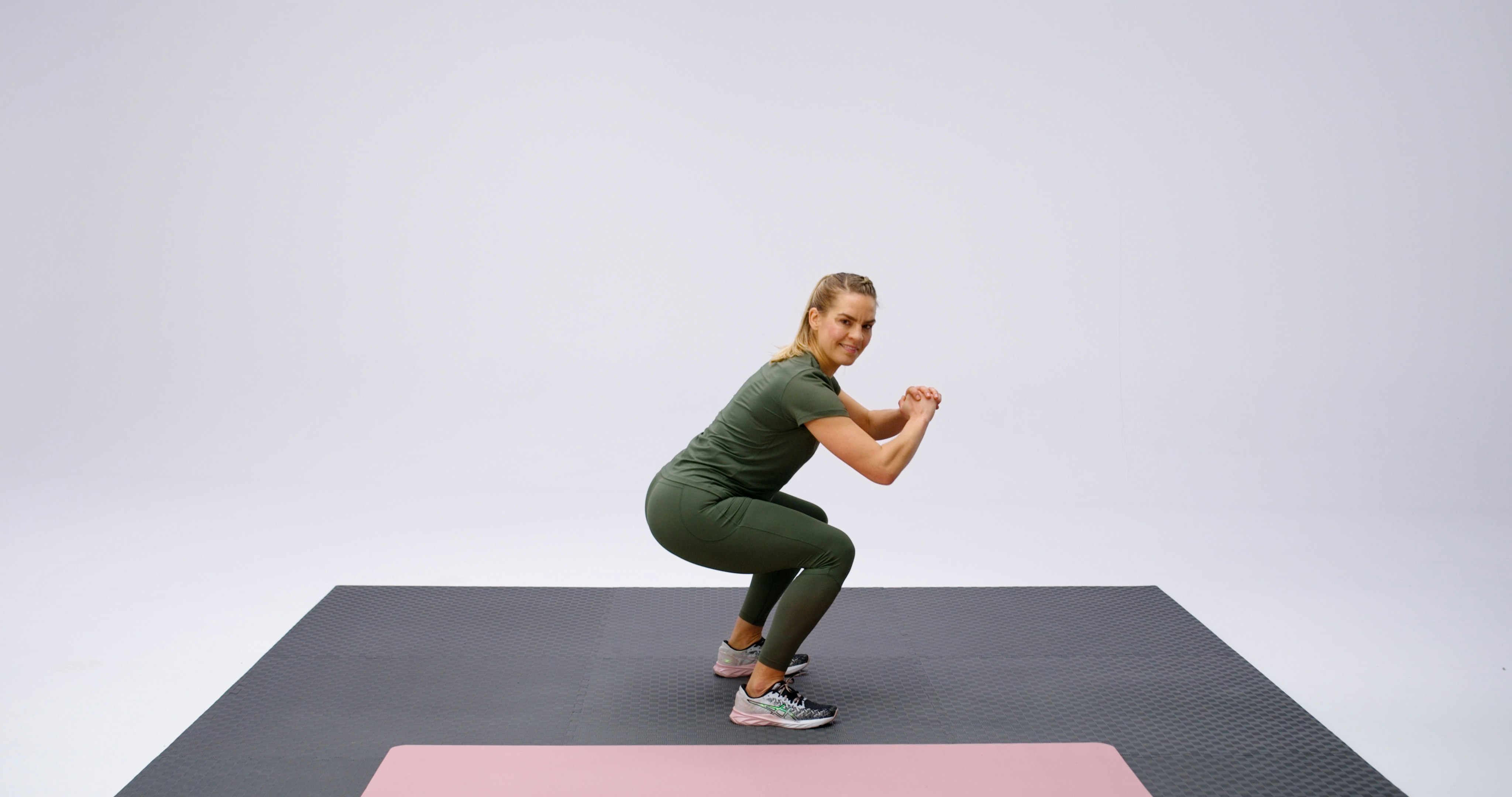 Squat jump med rotation – sådan laver du øvelsen (video) | iform.dk