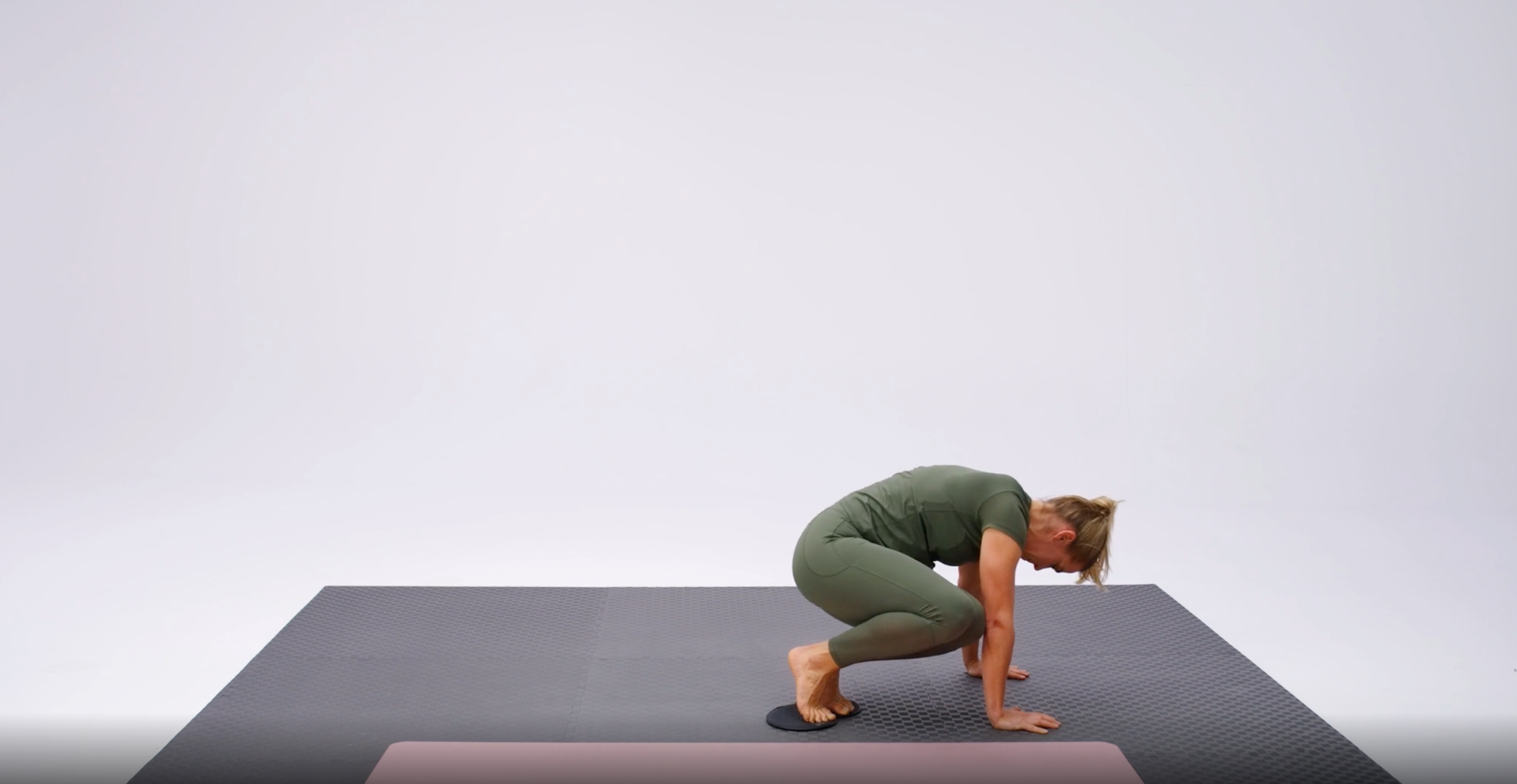 Slider plank knee tuck twist – sådan laver du den (video) | I FORM