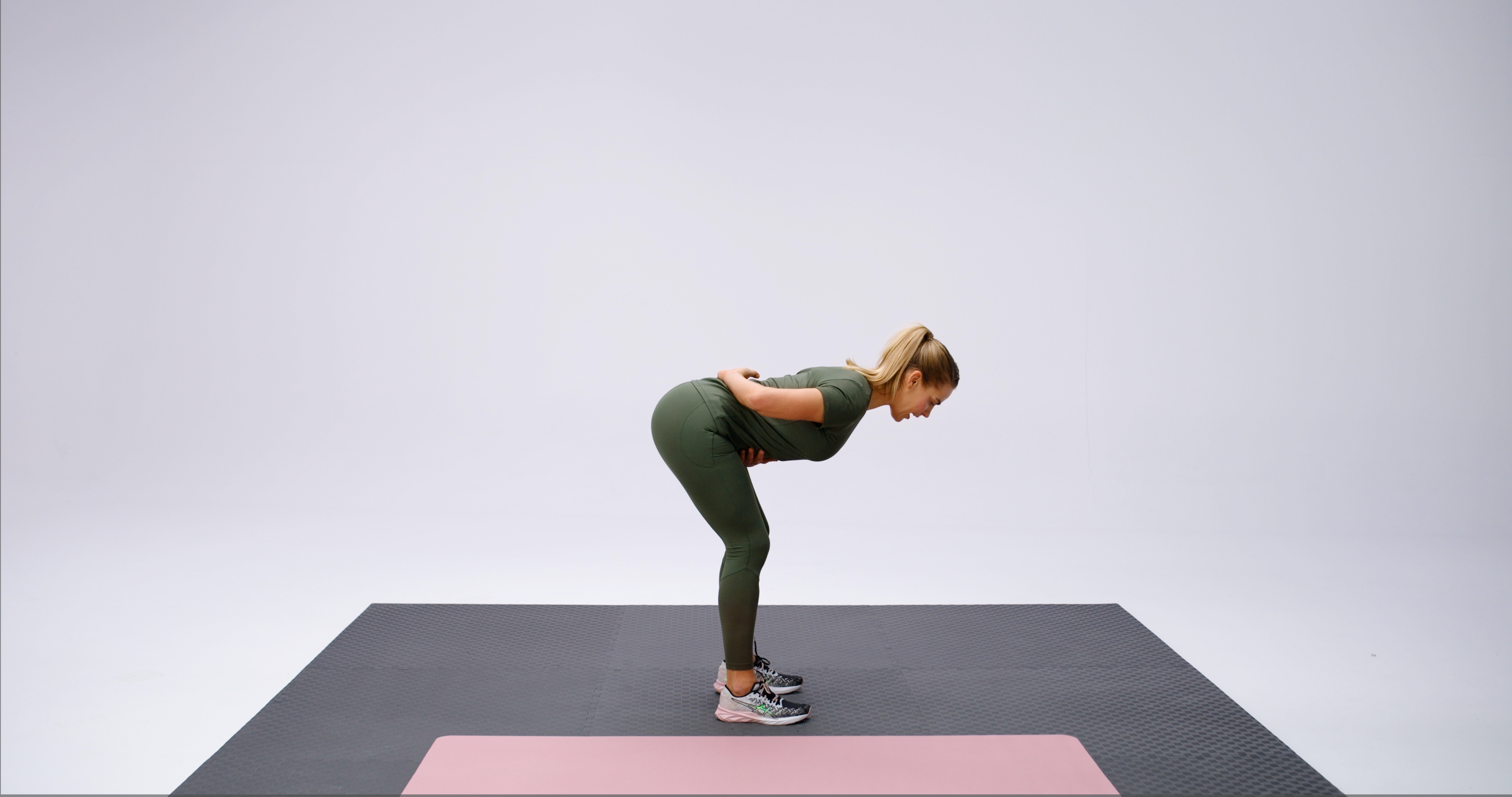 Waiter's bow – så gör du ryggövningen (video) | I FORM