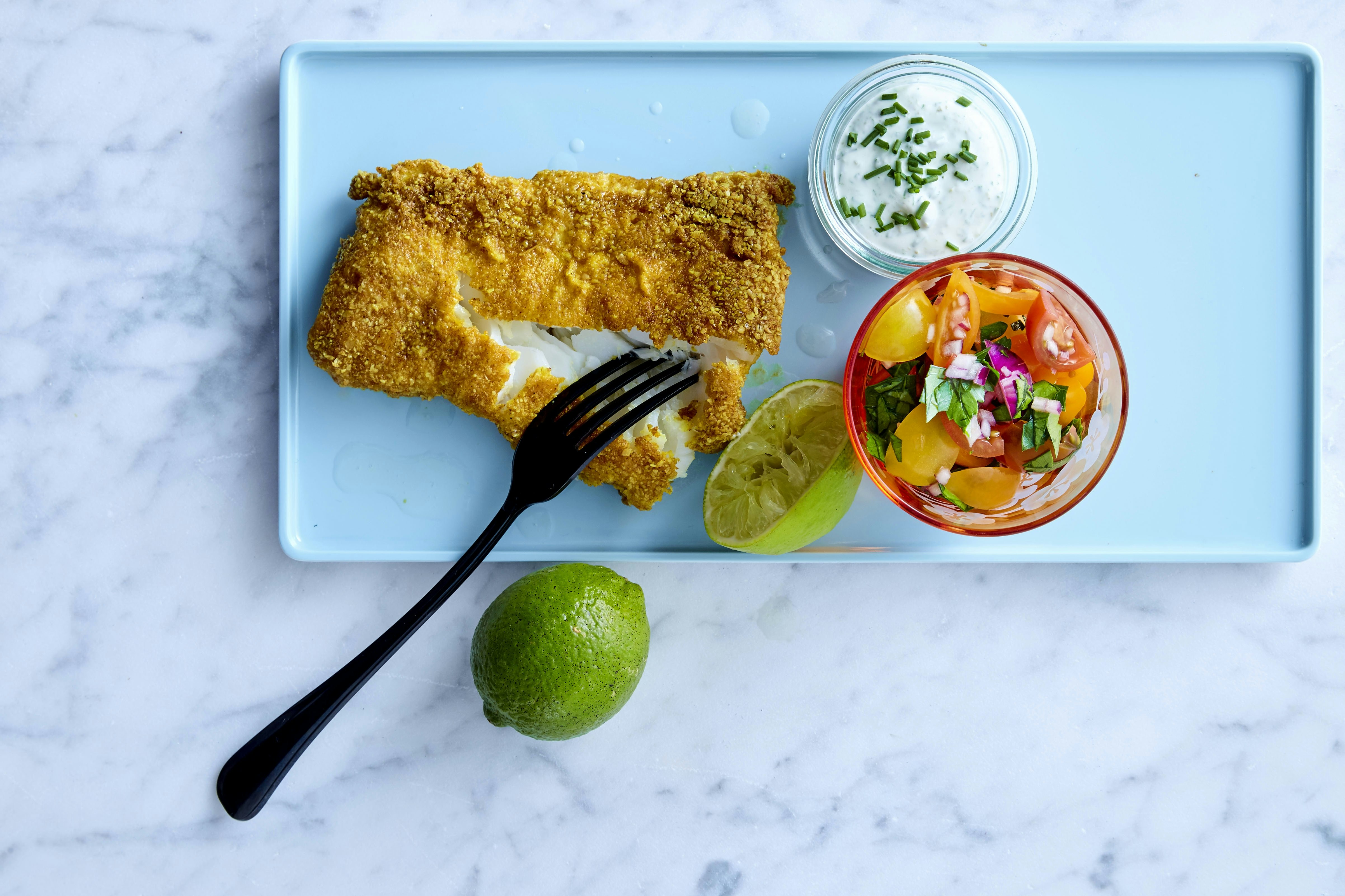 Panert torsk med tartarsaus og tomatsalat (oppskrift) | I FORM