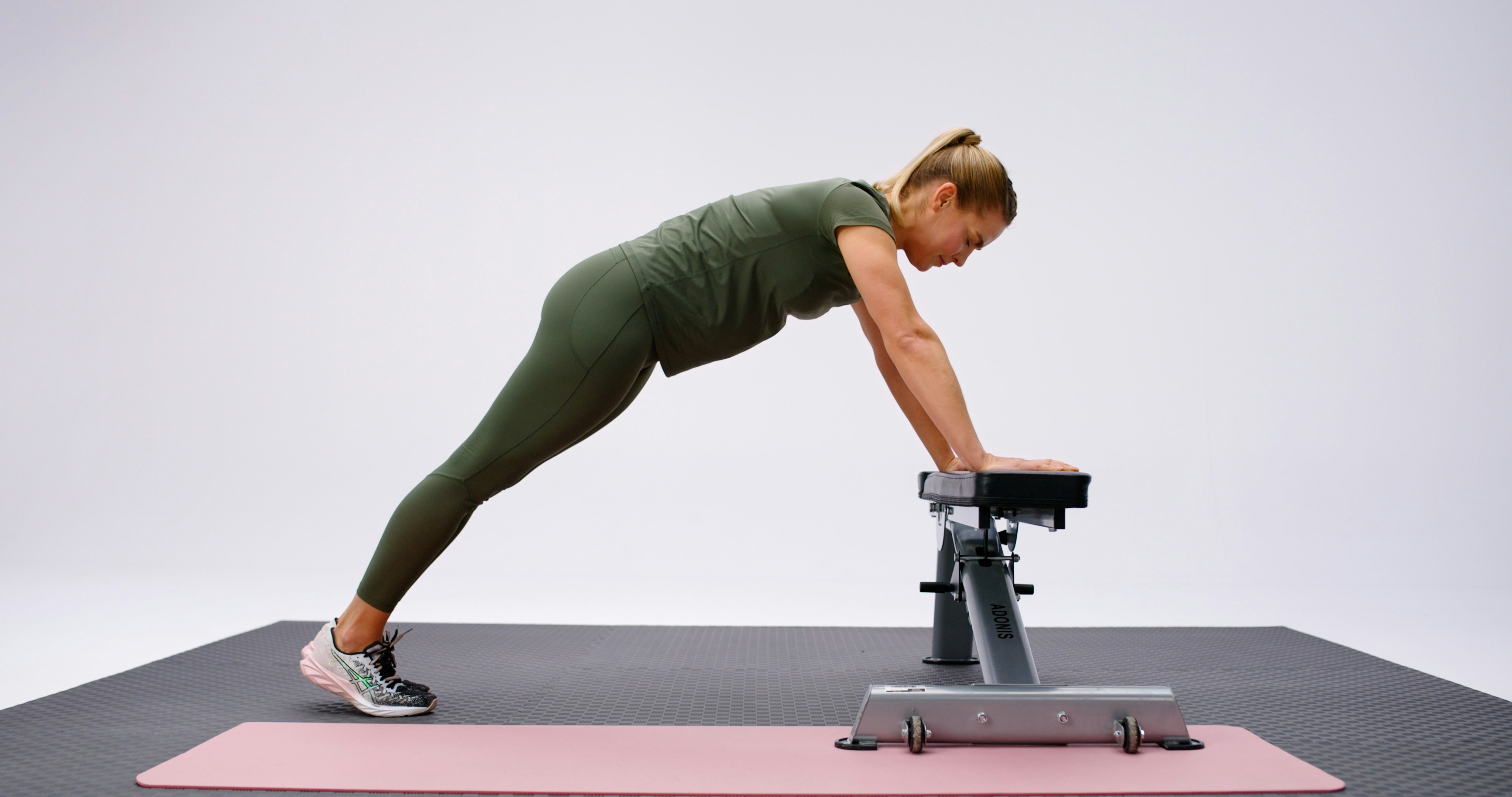 Incline push up – sådan laver du armøvelsen (video) | iform.dk