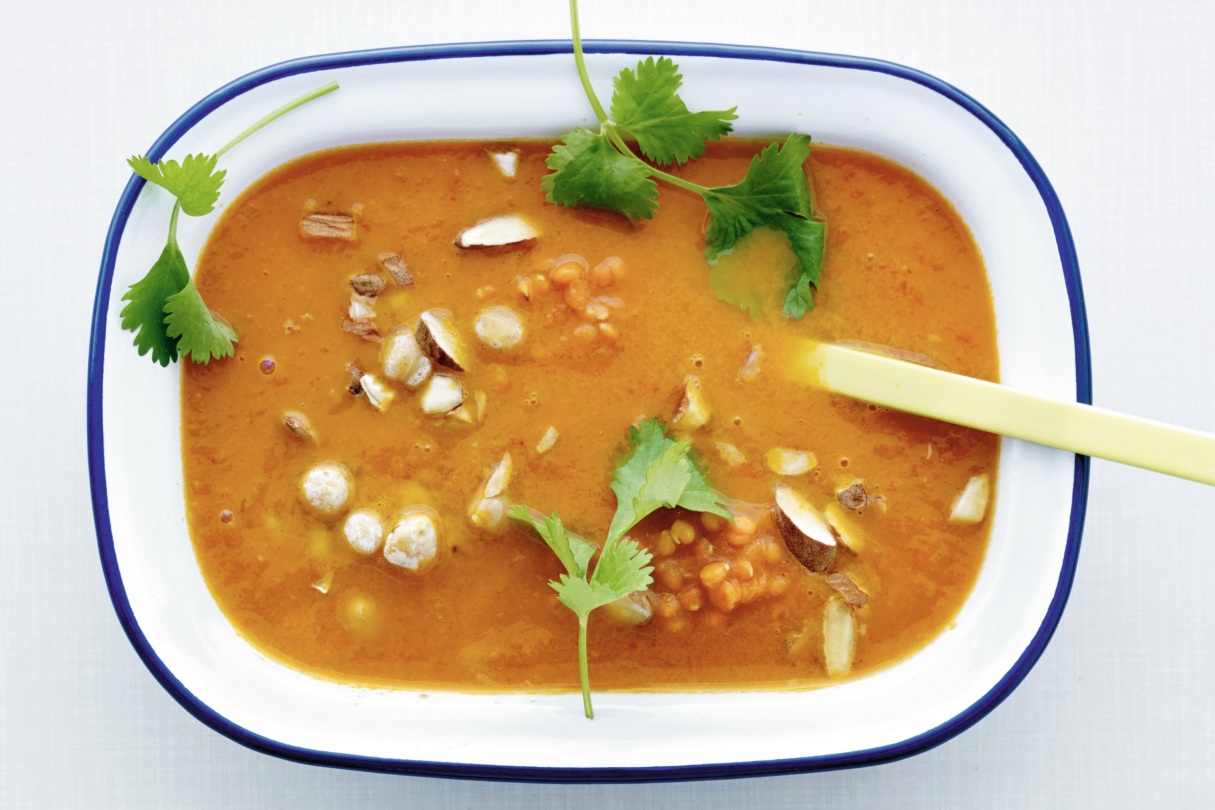 Rød linsesuppe med ristede kikærter og mandler (opskrift) | iform.dk