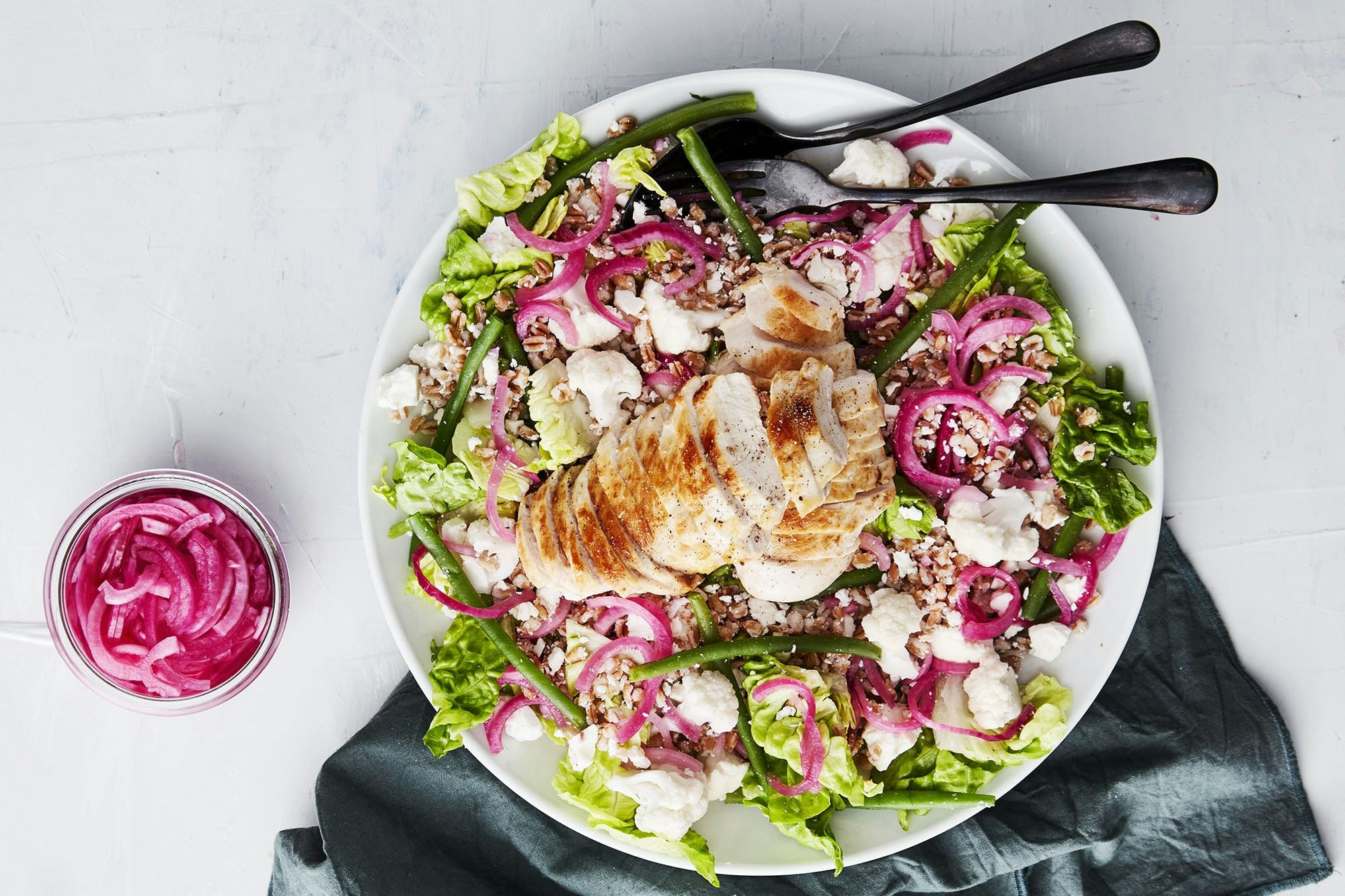 Salat med perlespelt, kylling og syltede rødløg (opskrift) | I FORM