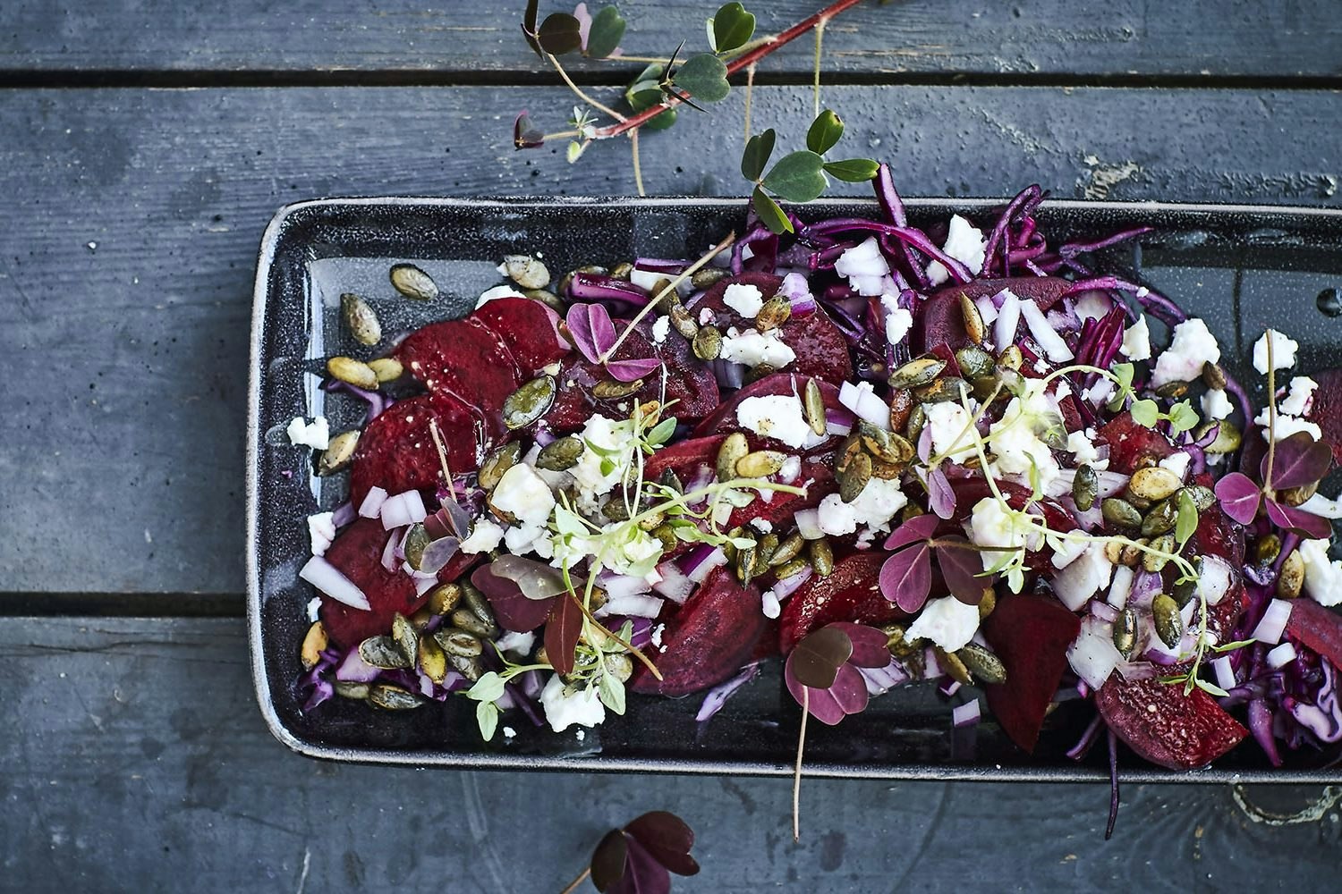 Rödbetssallad med rödkål, rödlök & fetaost (recept) | iform.se