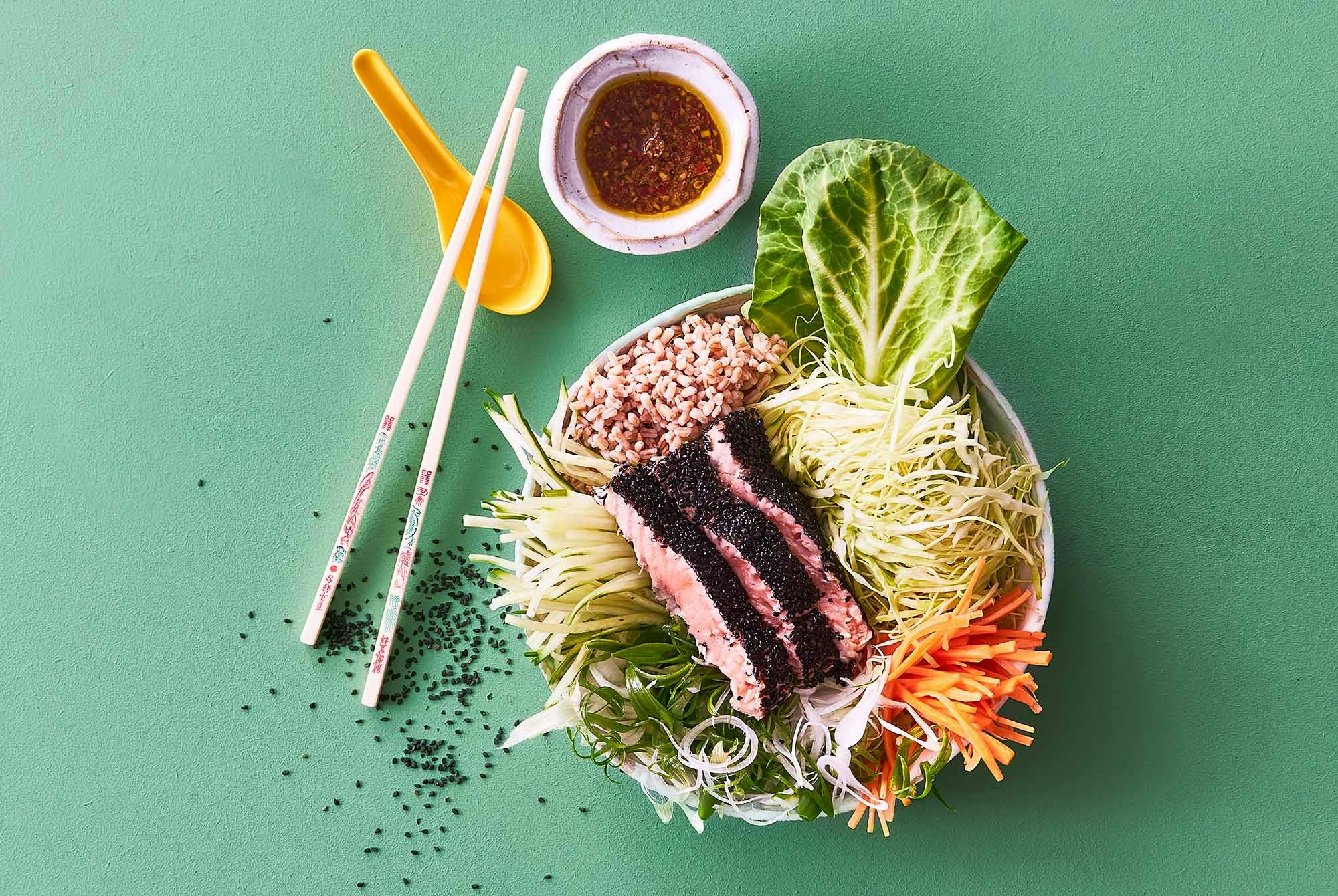Poke bowl med lax och spetskål (recept) | iform.se