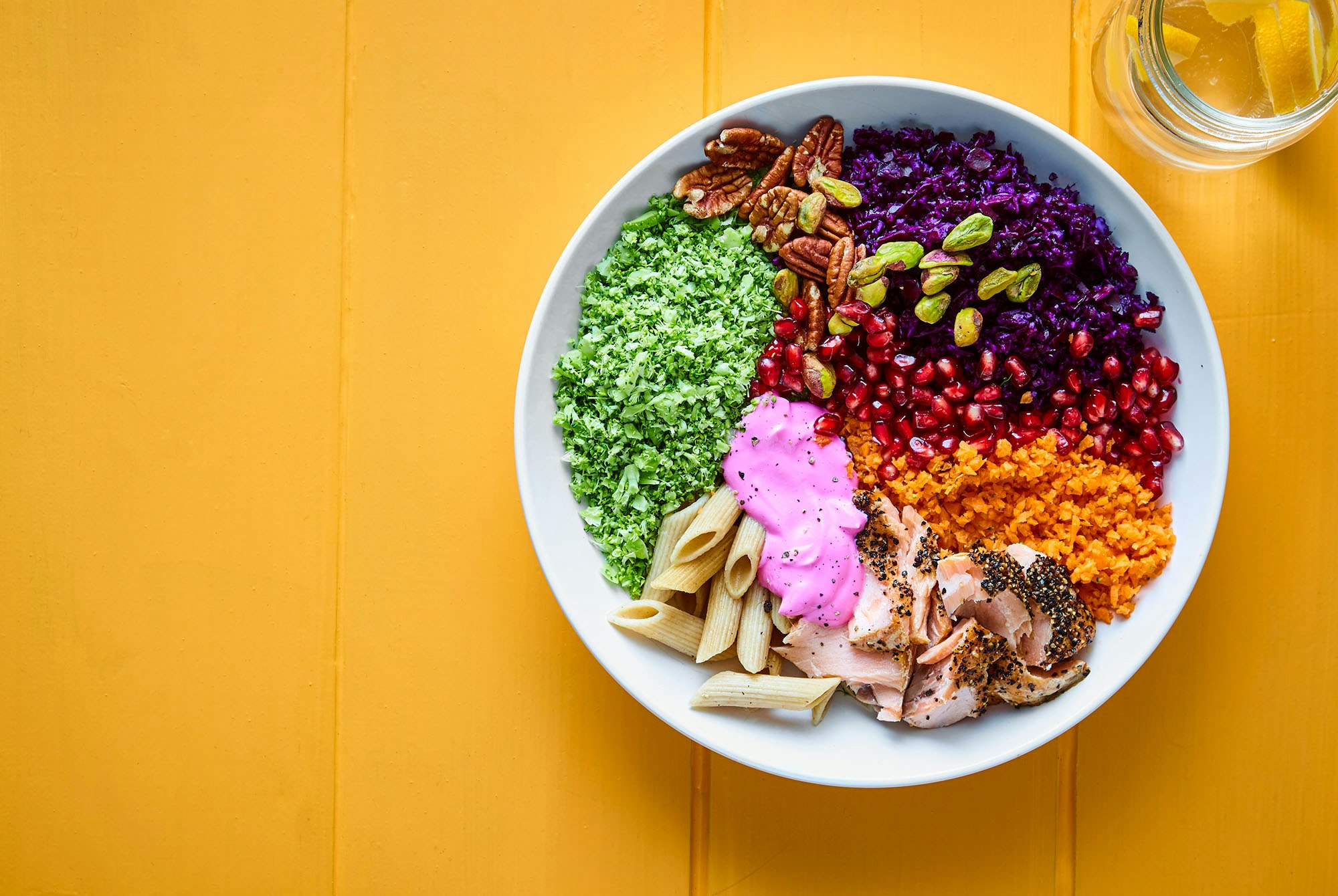 Matig sallad med lax, kål, nötter och pasta (recept) | iform.se