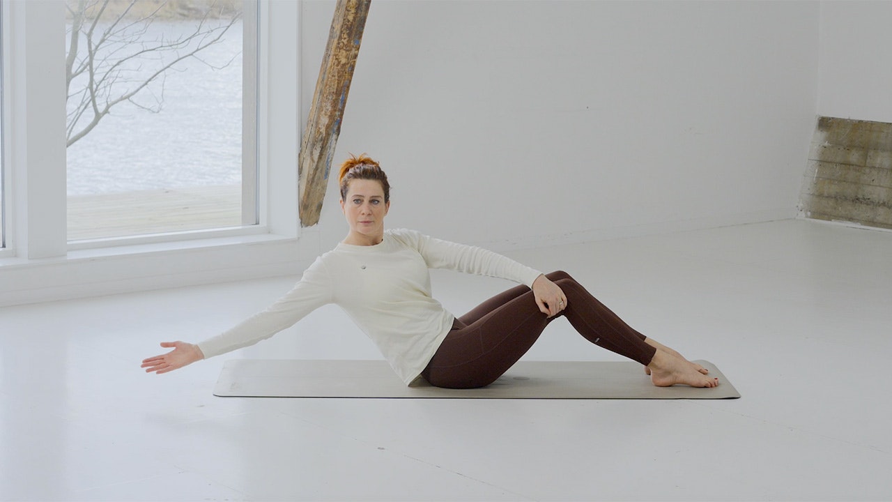 Half roll down med twist – pilatesövning (video) | iform.se