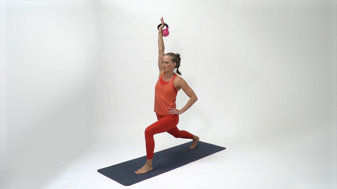 Utfall med armsträckning – så här gör du övningen (video) | iform.se