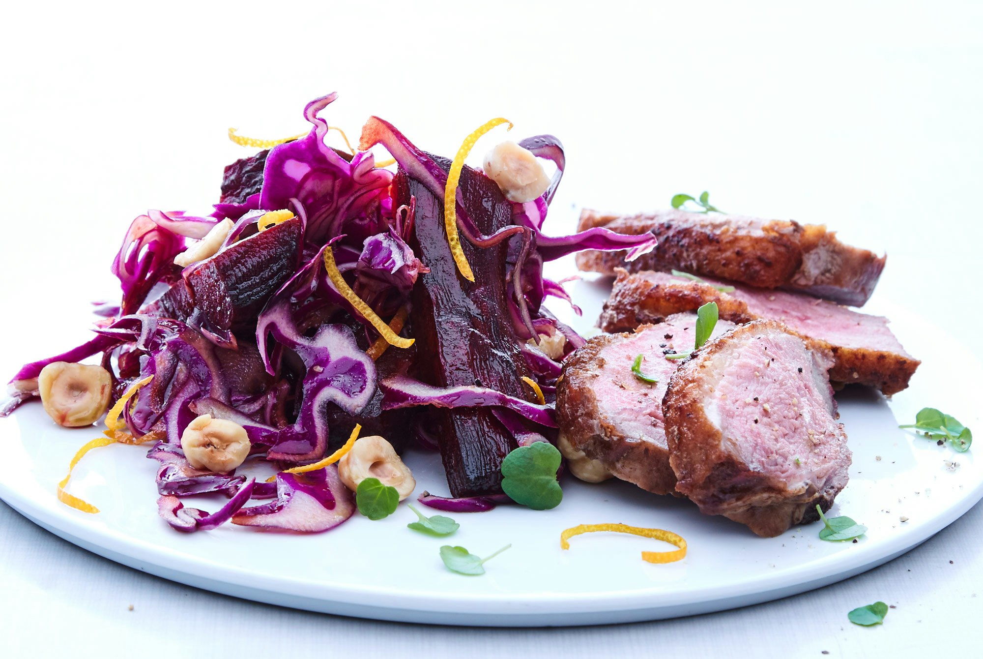 Andebryst med bagte rødbeder og rødkålsråkost (opskrift) | iform.dk