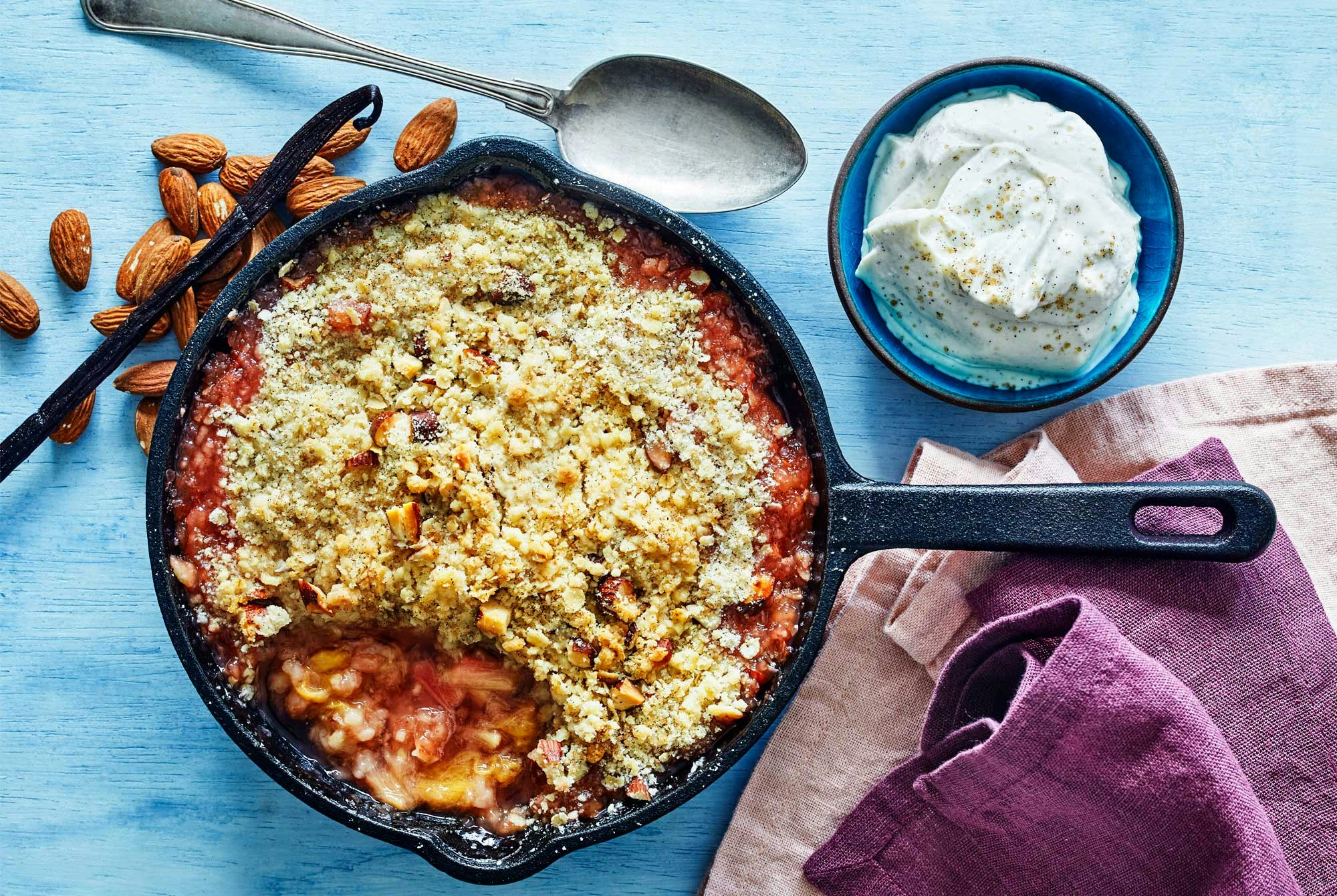 Enkel rabarbra-crumble med havregryn og ricottakrem | iform.nu