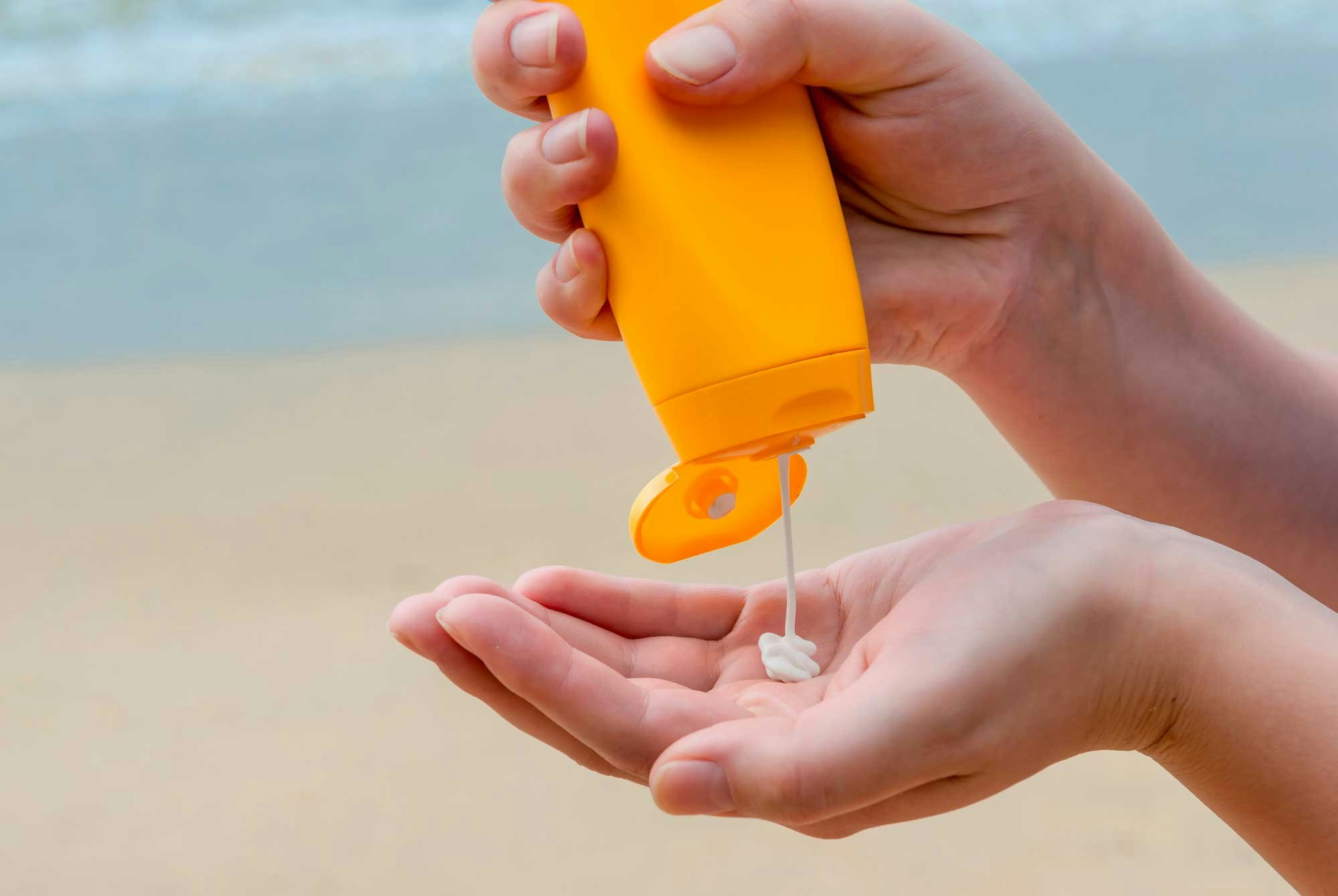 Skal jeg smide min faktor 15 solcreme fra sidste år ud? | iform.dk