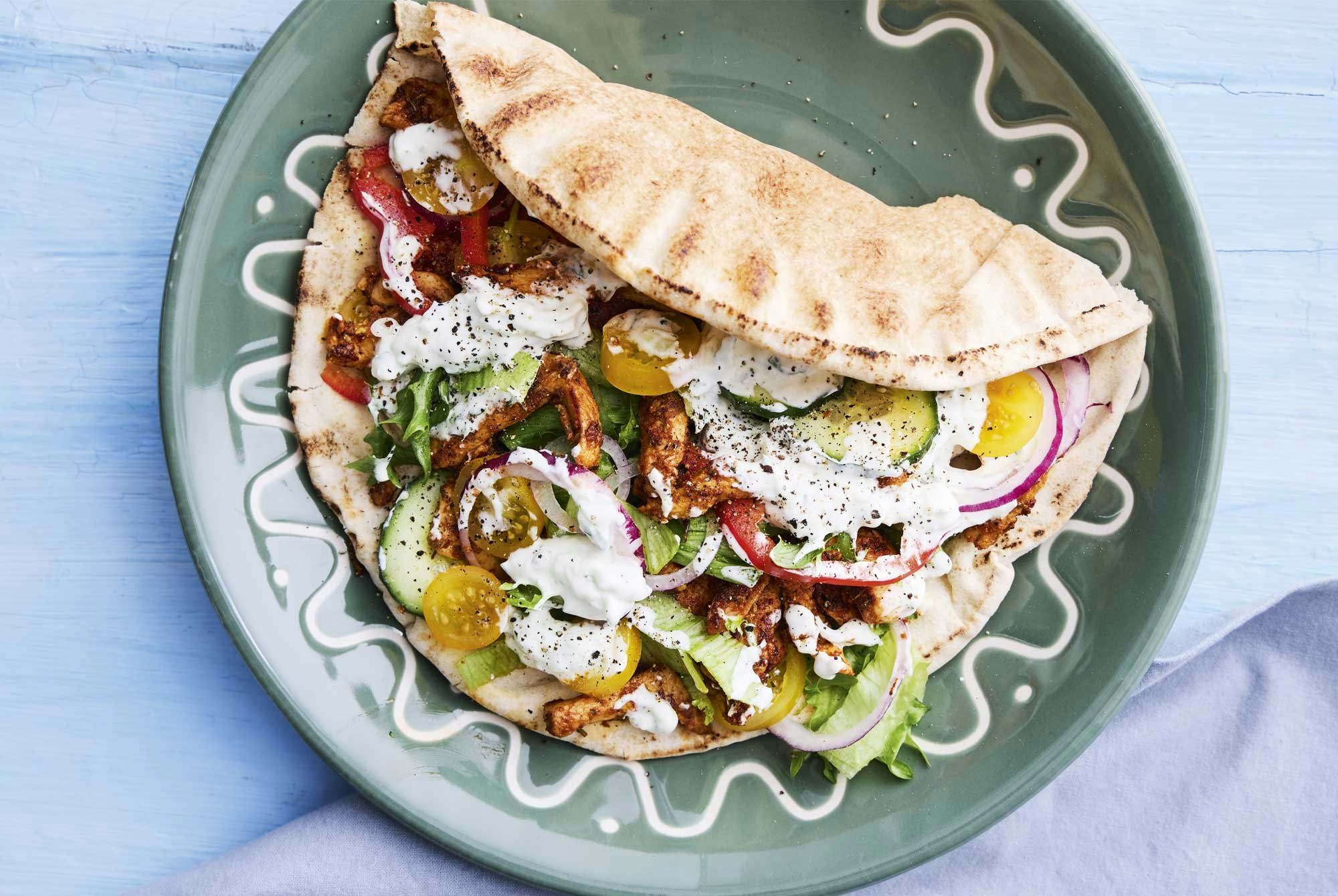 Græsk kyllingegyros i fladbrød (opskrift) | iform.dk