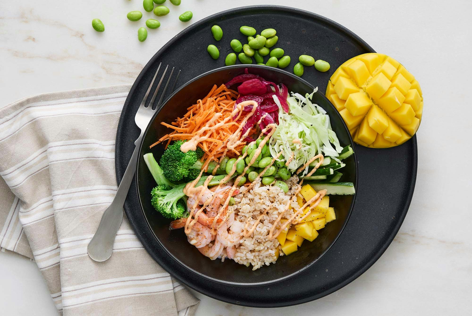 Poke bowl med tigerrejer, ris og syltede rødløg (opskrift) | iform.dk