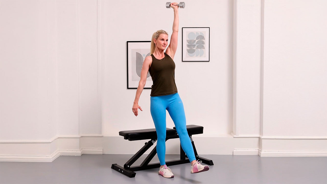 Pistol squat på bänk med hantel – se övningen på video | iform.se