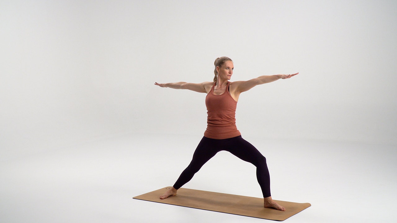 Power-yoga: Tonade armar och starka ben | iform.se