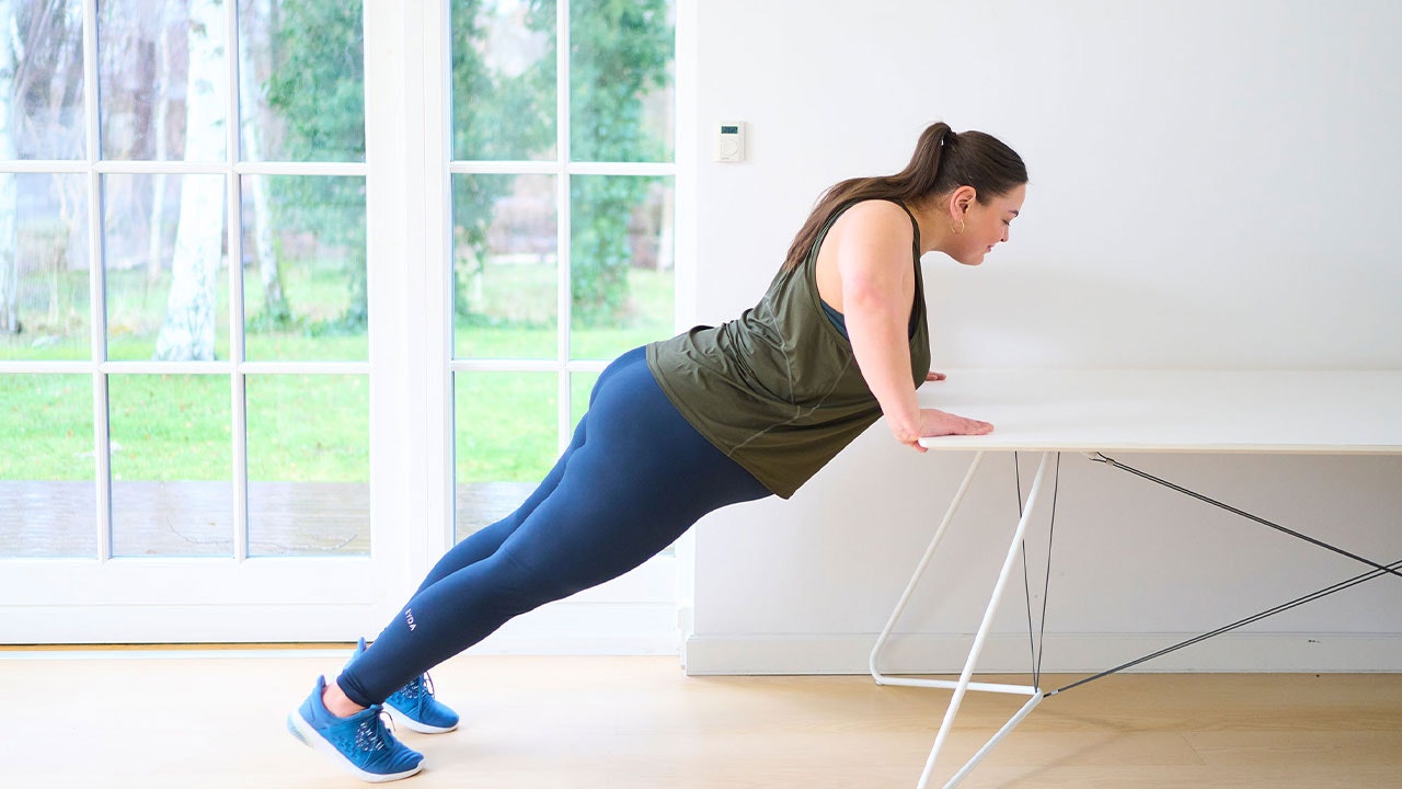 Push-up ved bord – plus size-træning på video | iform.dk