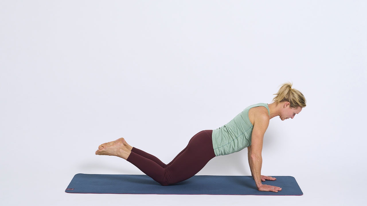 Pilates-øvelse: Roll down med 2 push-ups | iform.dk
