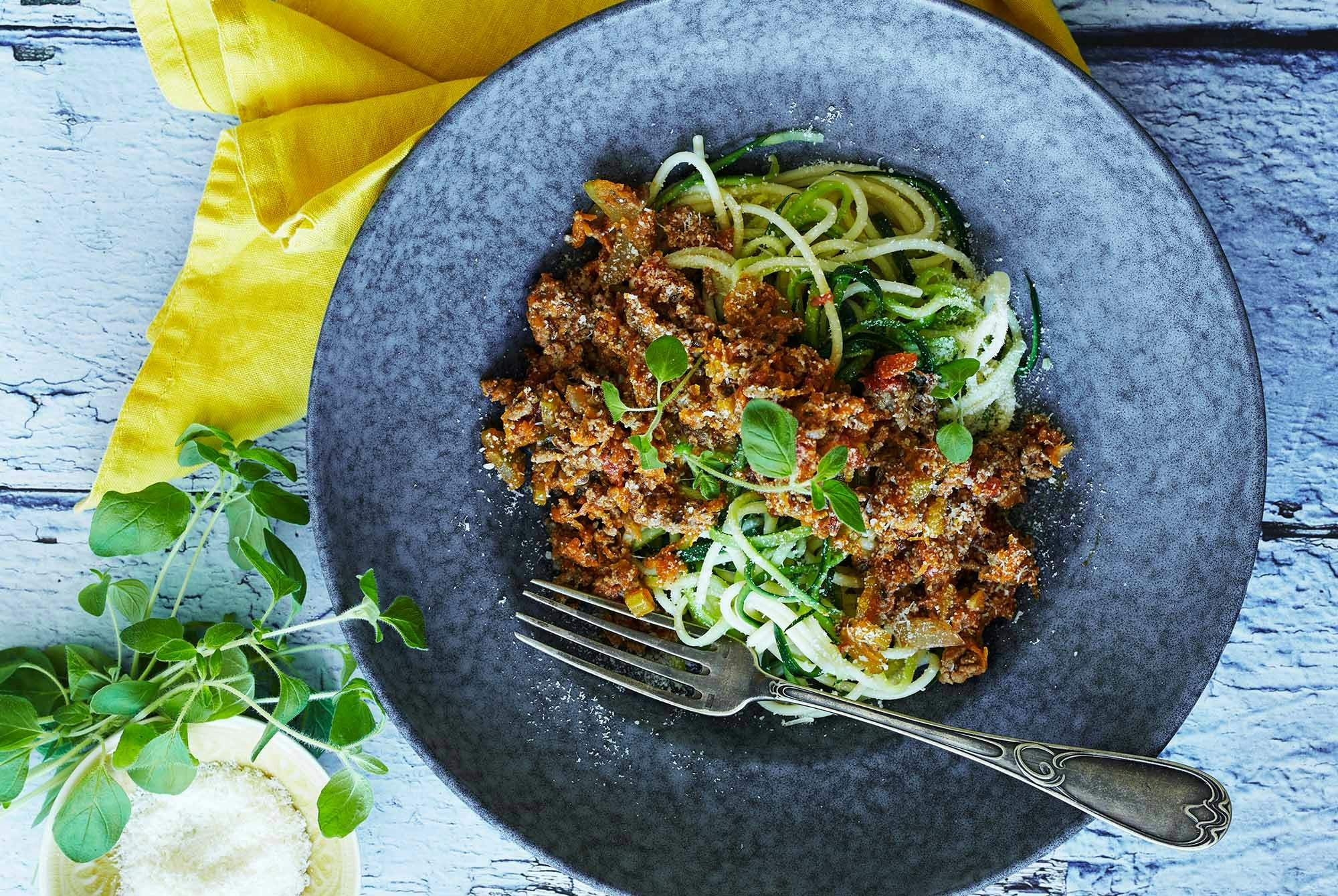 Spaghetti med kødsovs og squashstrimler (opskrift) | iform.dk