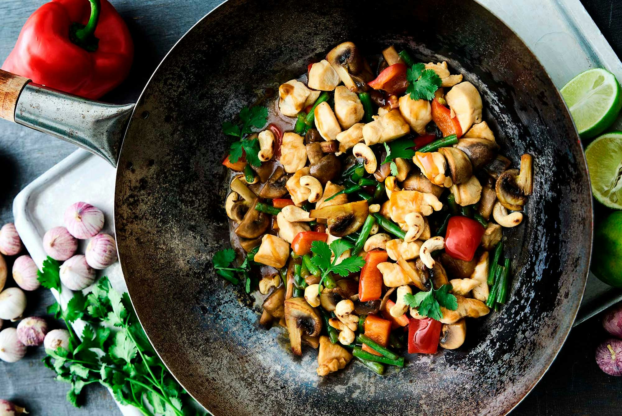 Wok med kyckling, cashew och grönsaker (recept) | iform.se