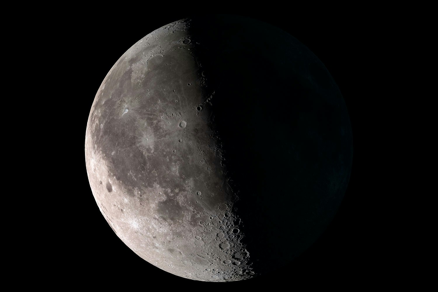 Puolikuu paljastaa Kuun muodot kuin 3D-kuva | tieku.fi