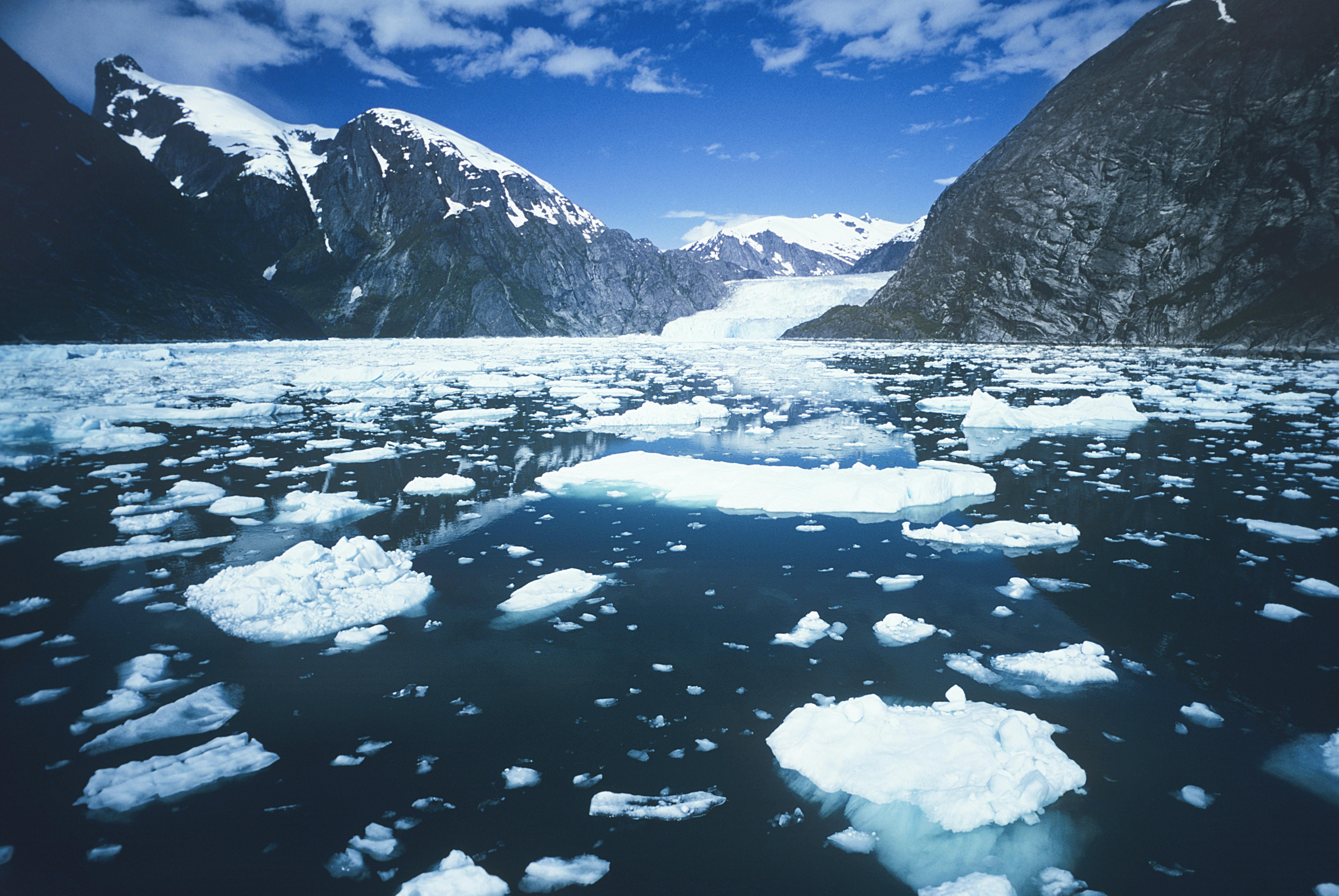 Hvorfor flyter både varmt vann og kald is oppå vannet? | illvit.no