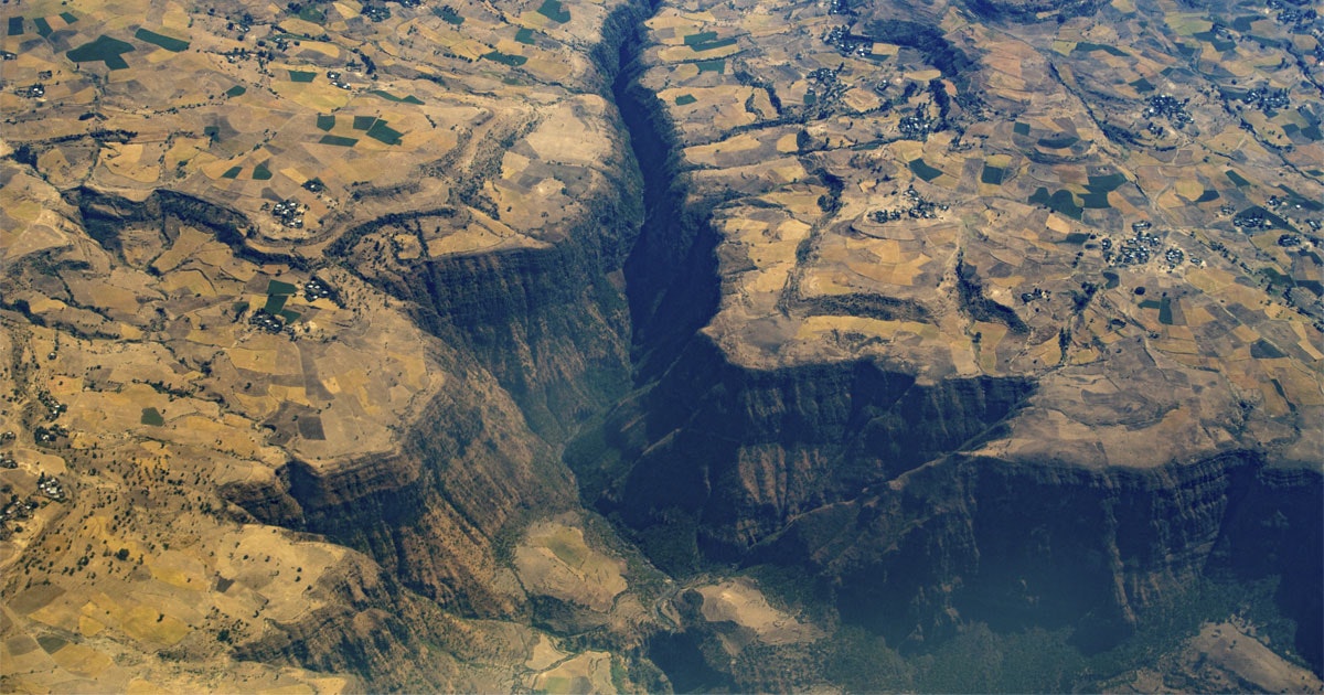 Why is Africa splitting into two continents? | scienceillustrated.com