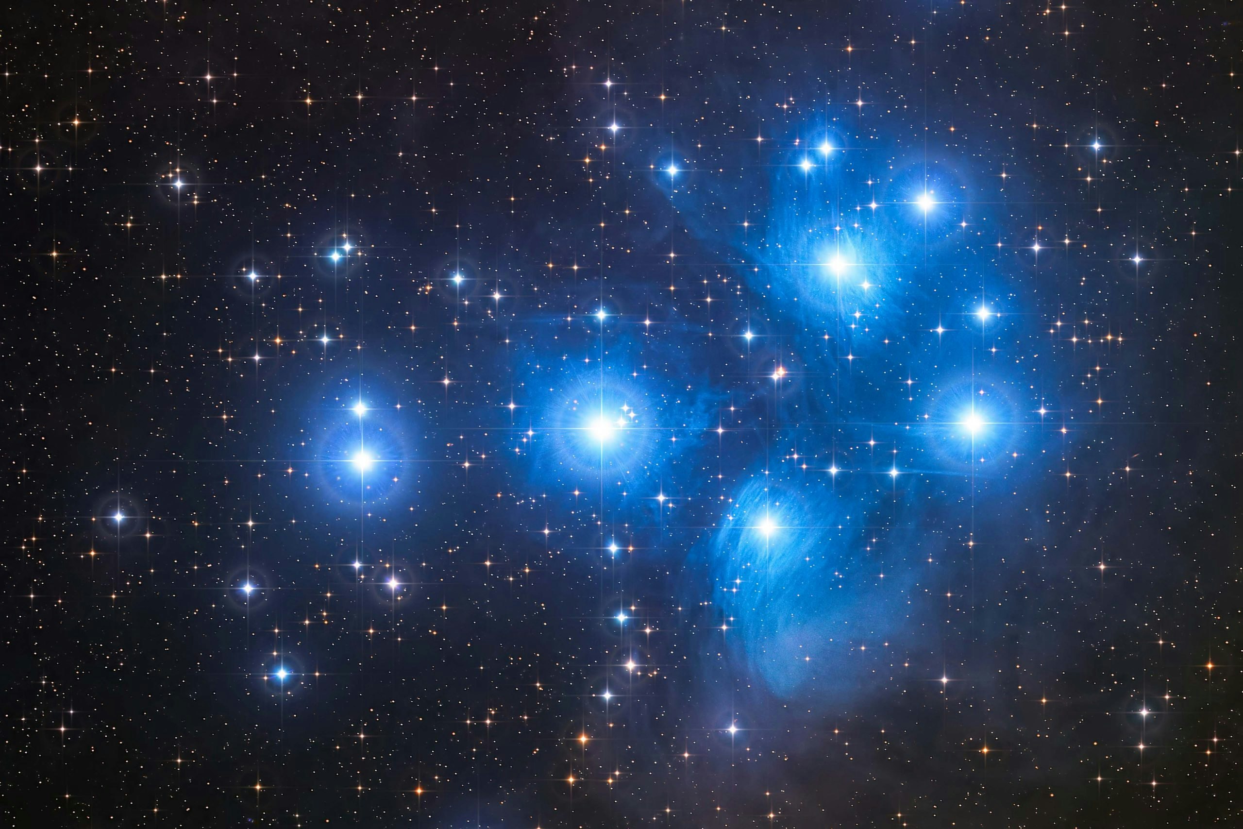 Seulaset: Taivaan seitsemän sisarta loistavat sinisinä | tieku.fi